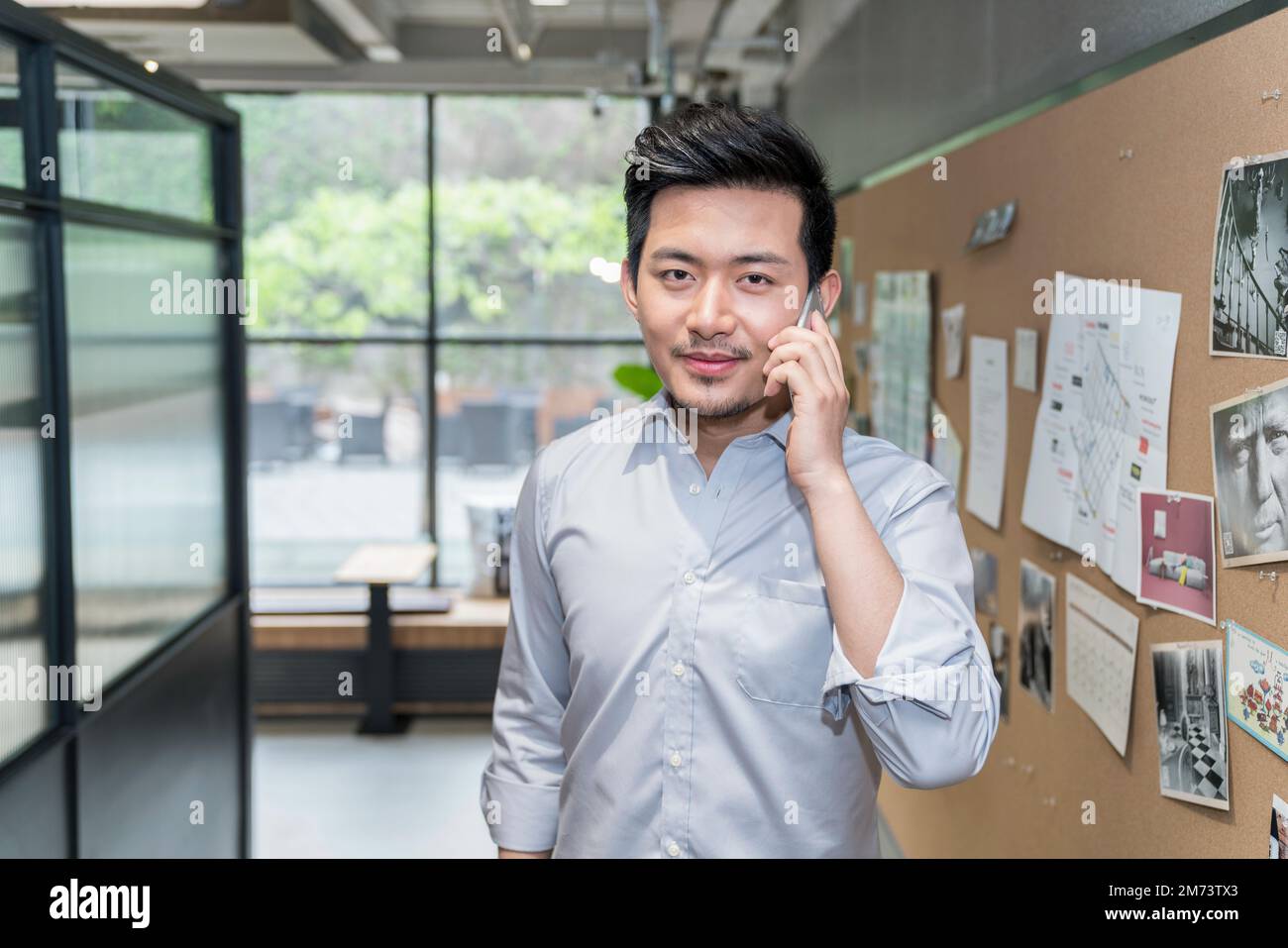 Business people make a phone call Stock Photo - Alamy