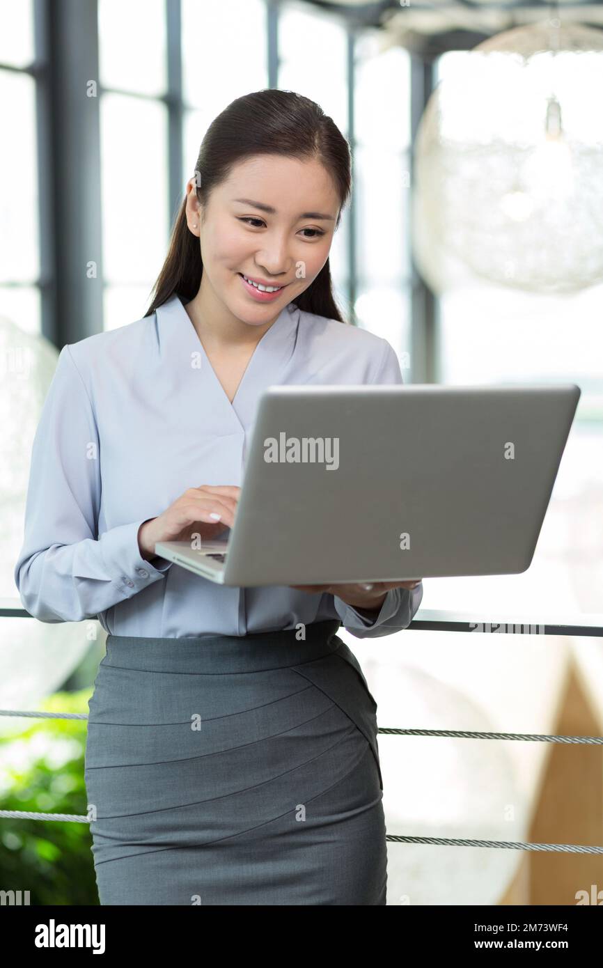Business people use computer to surf the Internet Stock Photo - Alamy