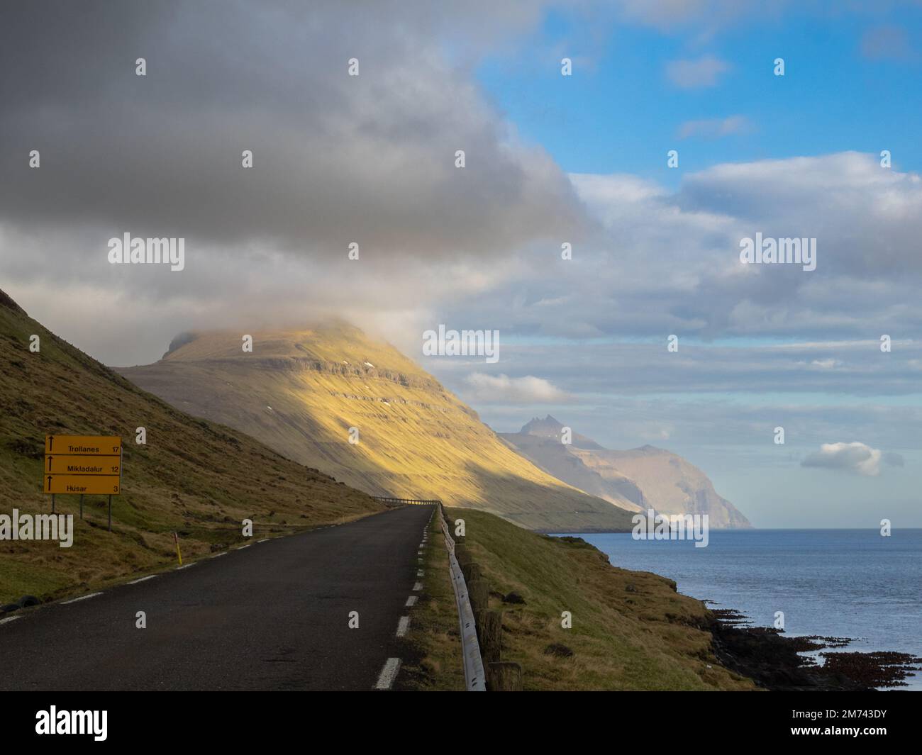 Blue sky looking north hi-res stock photography and images - Alamy