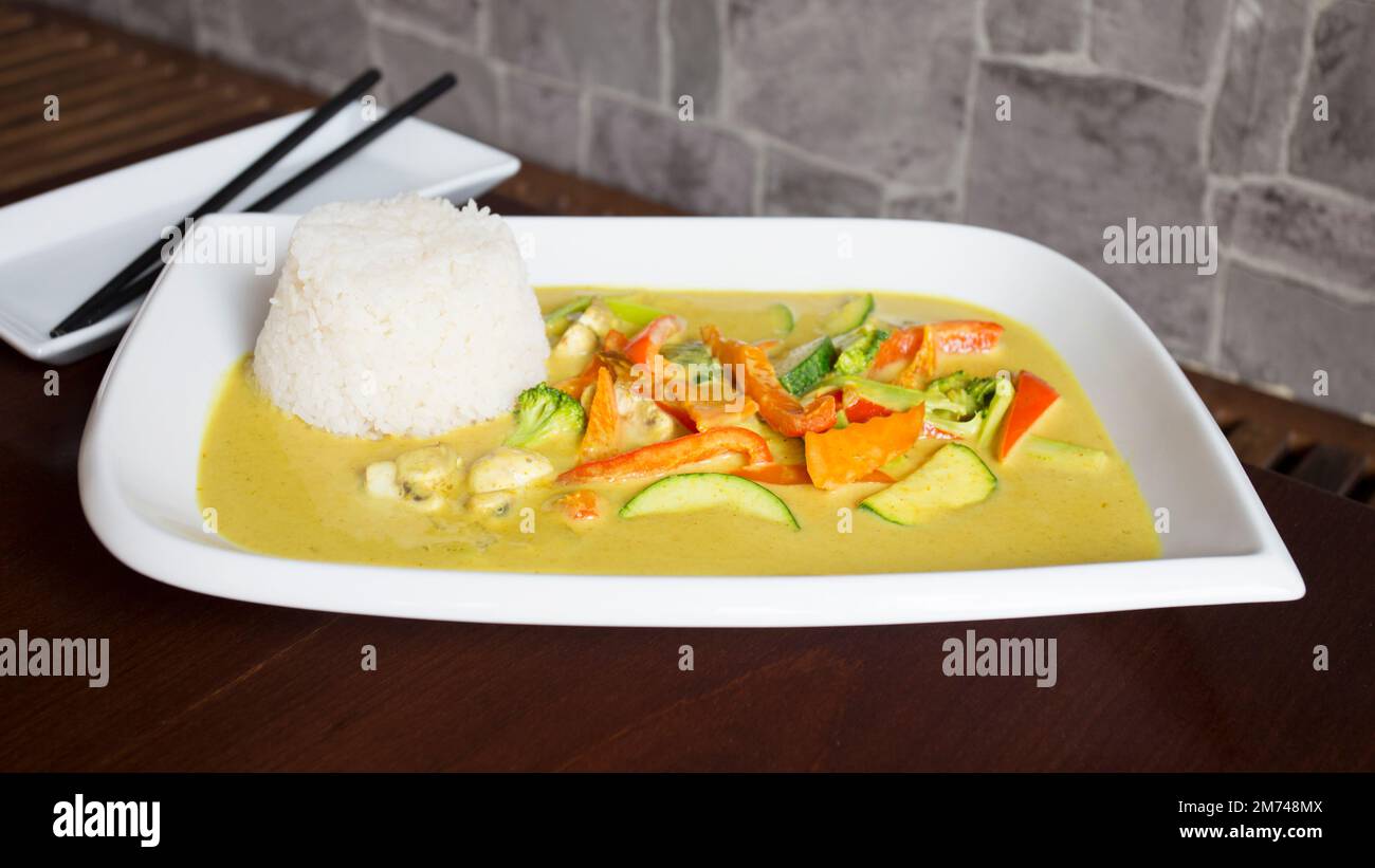 Vegetarian Asian combo platter with mixed vegetables and fried tofu ...