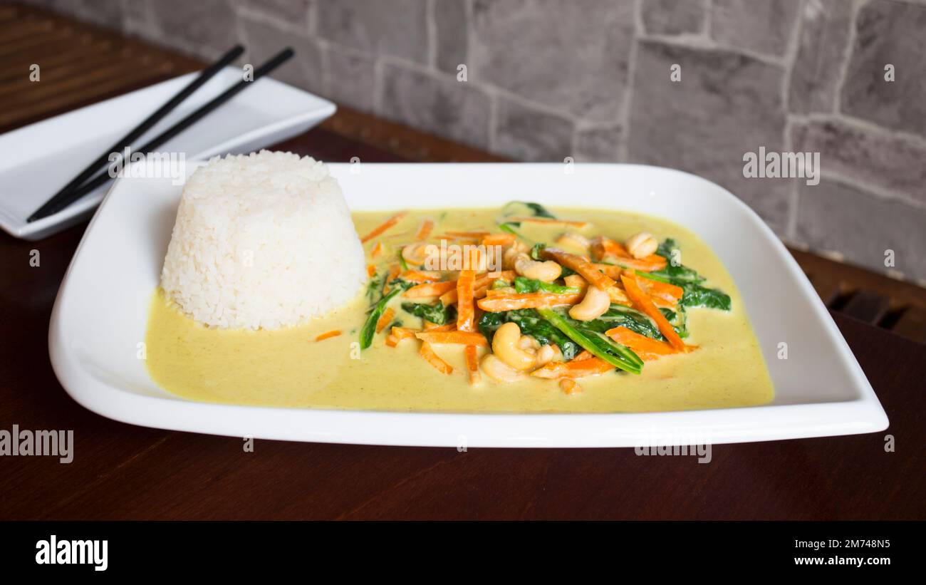 Vegetarian Asian combo platter with mixed vegetables and fried tofu ...