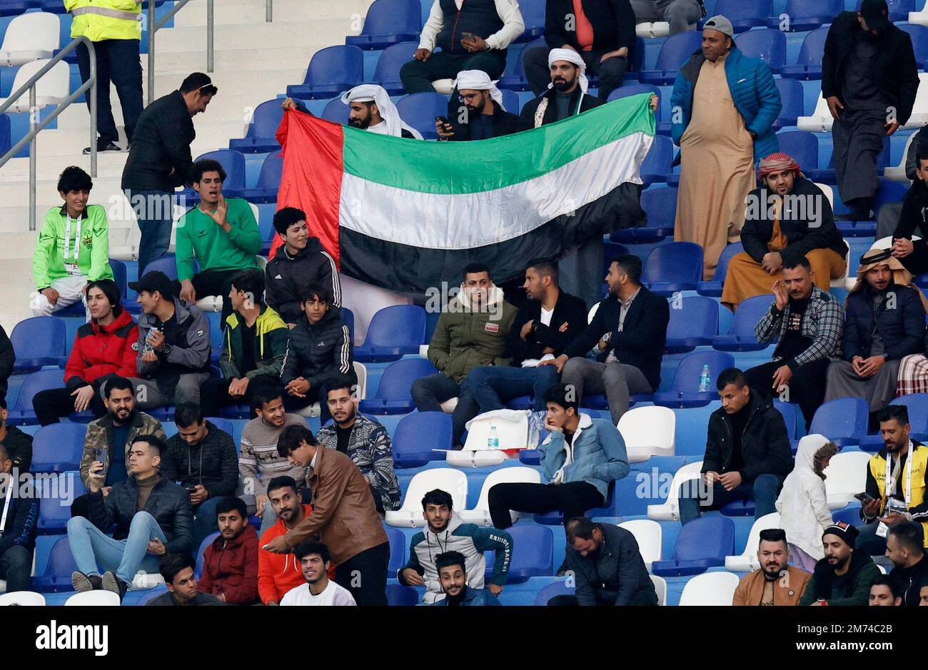 Emirates stadium fans flag hi-res stock photography and images - Alamy