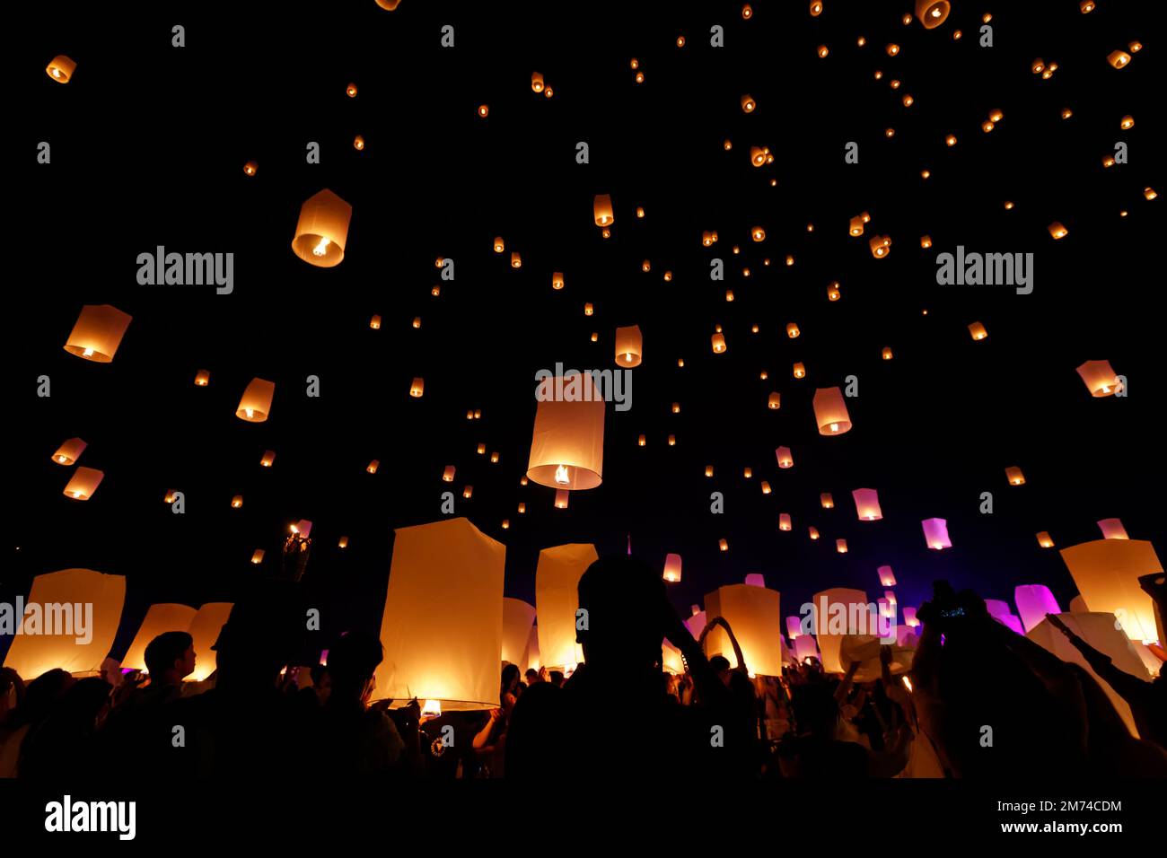 Sky lanterns, flying lanterns, floating lanterns, hot-air balloons Loy ...