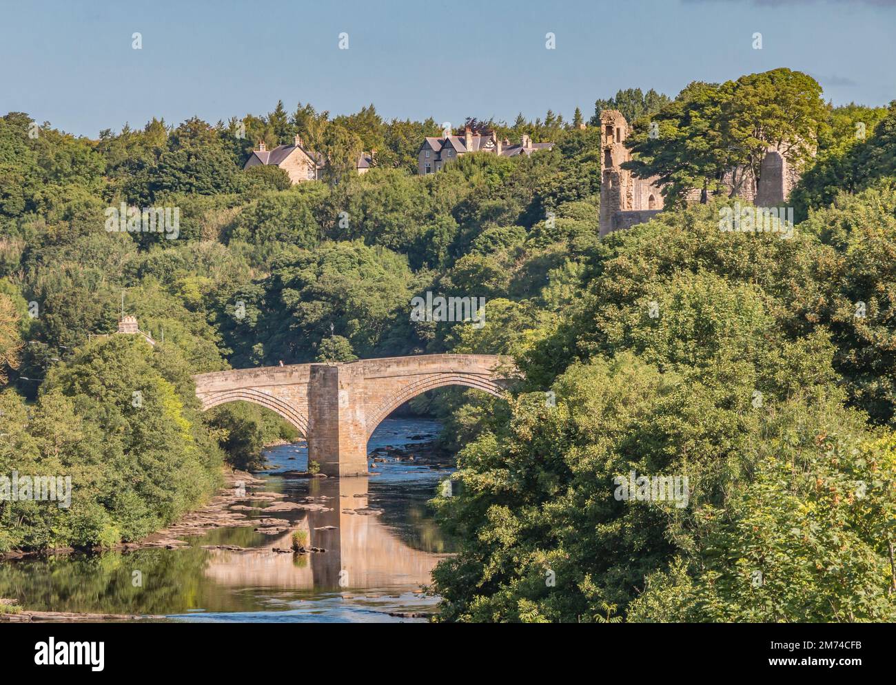 The County Bridge and castle ruins, Barnard Castle, Teesdale Stock ...