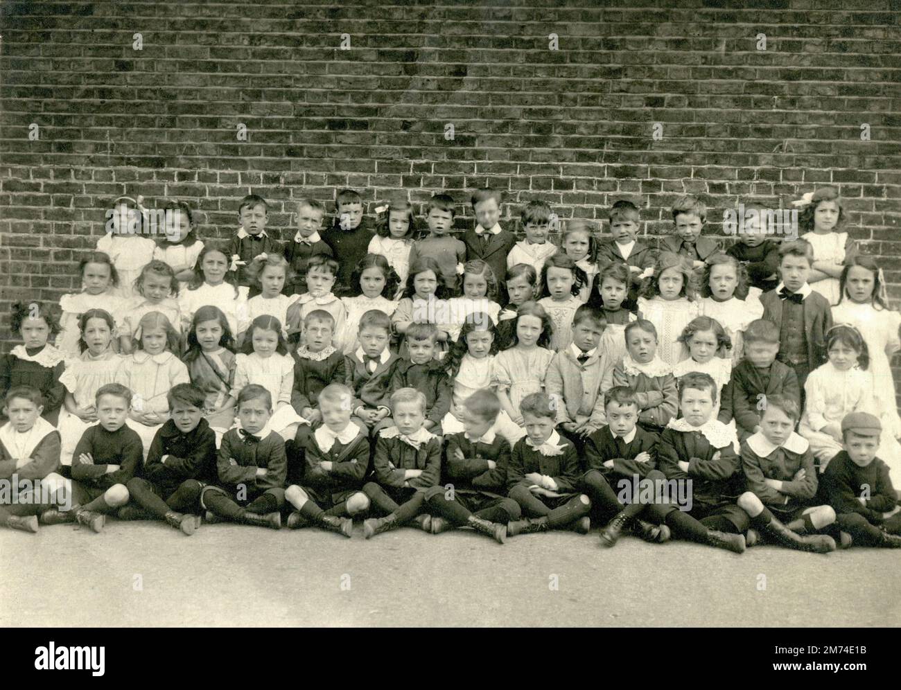 London. circa. 1908. A class of infant school children pose for a group ...