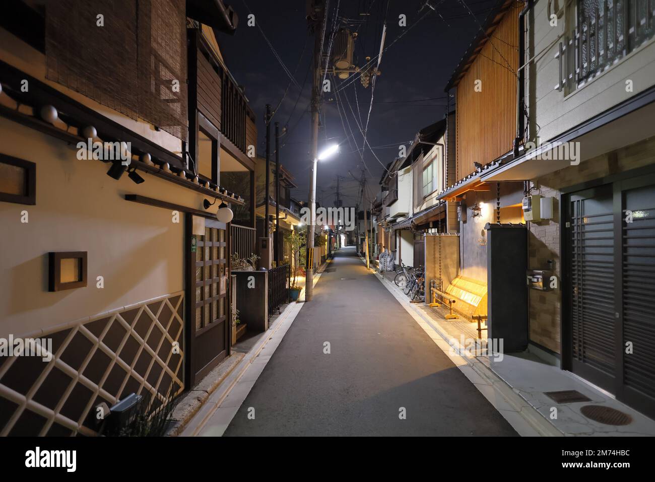 Empty road through traditional Kyoto homes and shops at night Stock ...