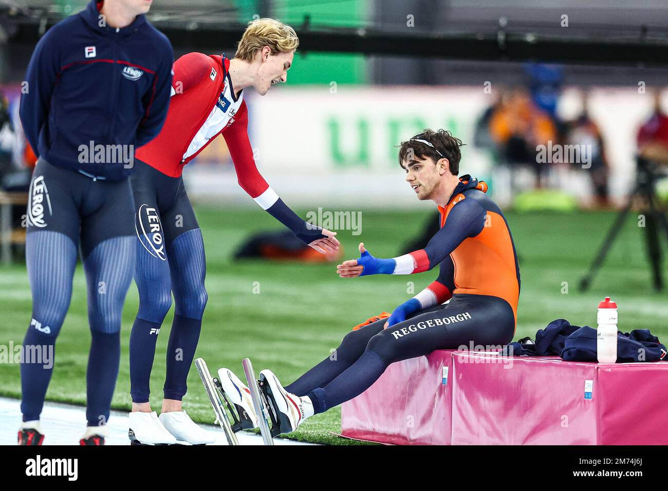 HAMAR - Sigurd Henriksen (NOR) and Patrick Roest (NED) in the men's ...