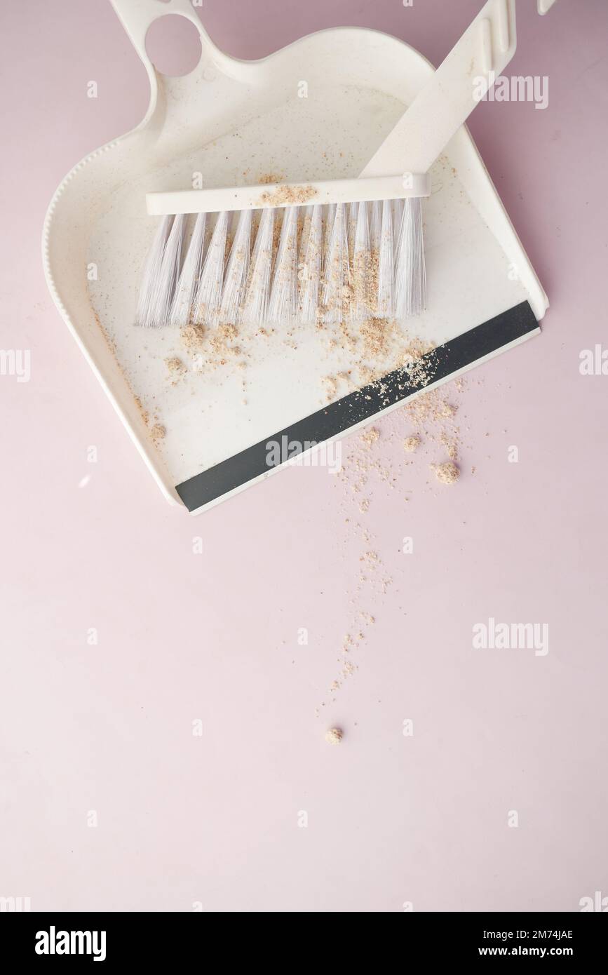 floor dust with dust pan close up Stock Photo - Alamy