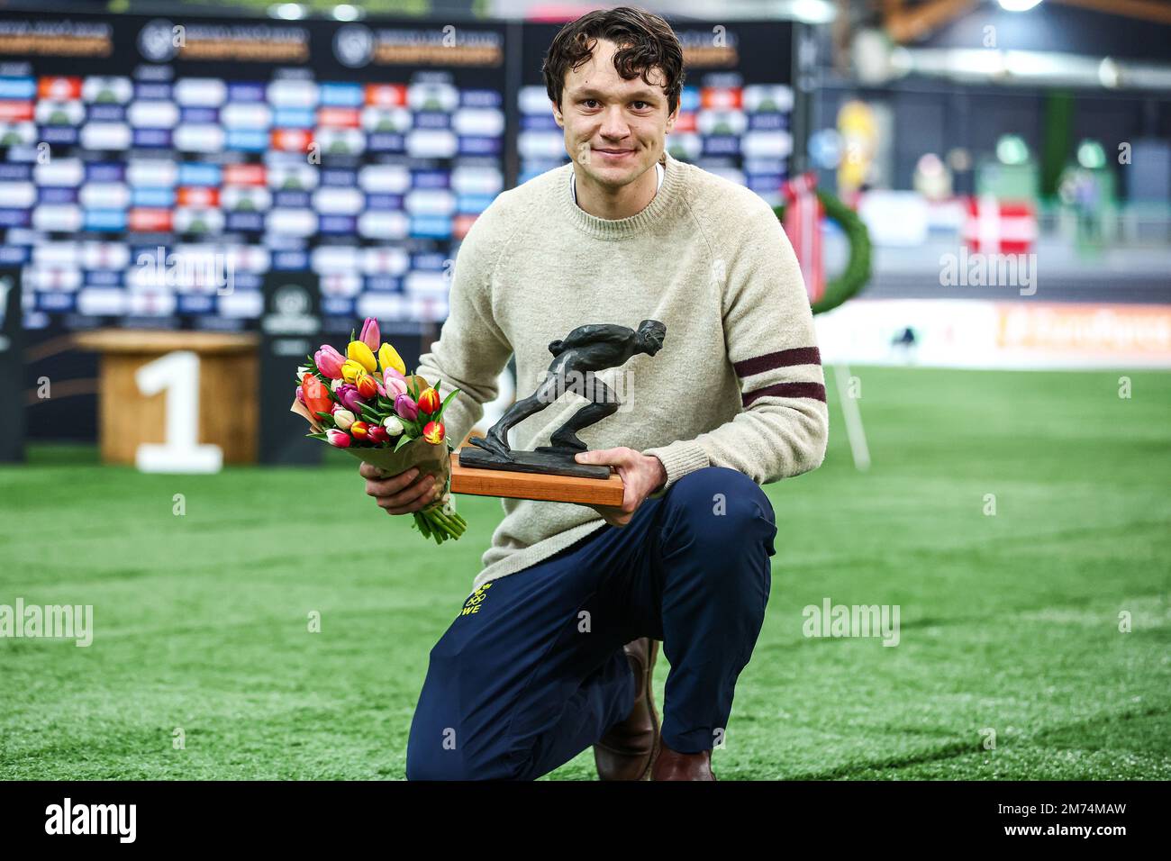 HAMAR - Nils van der Poel receives the Oscar Mathisen Trophy during the ...