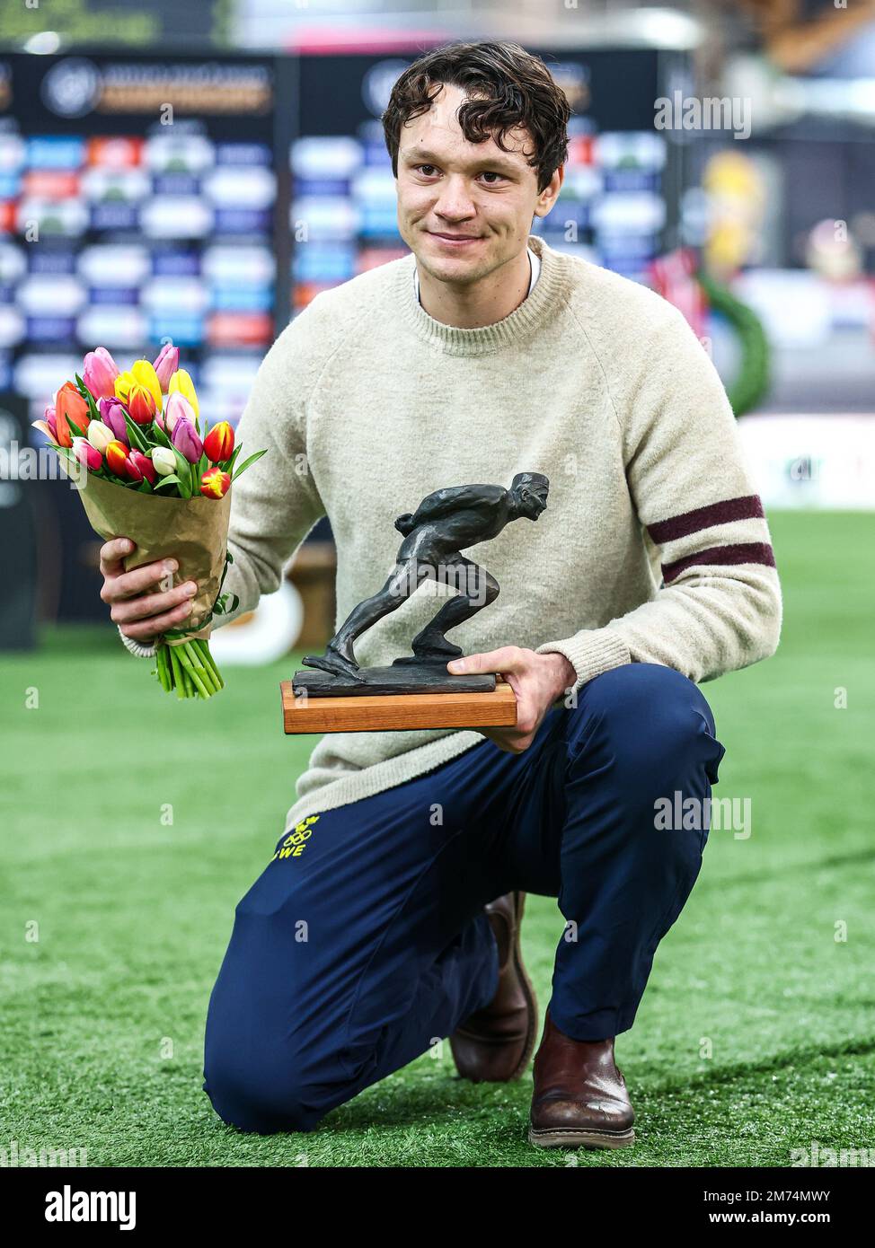 HAMAR - Nils van der Poel receives the Oscar Mathisen Trophy during the ...