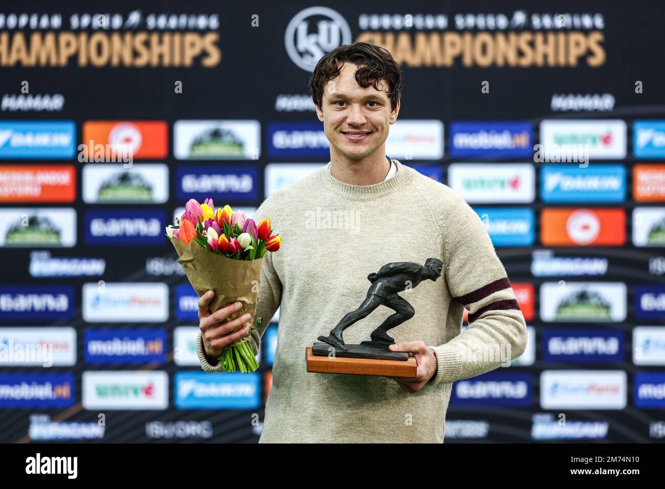 HAMAR - Nils van der Poel receives the Oscar Mathisen Trophy during the ...