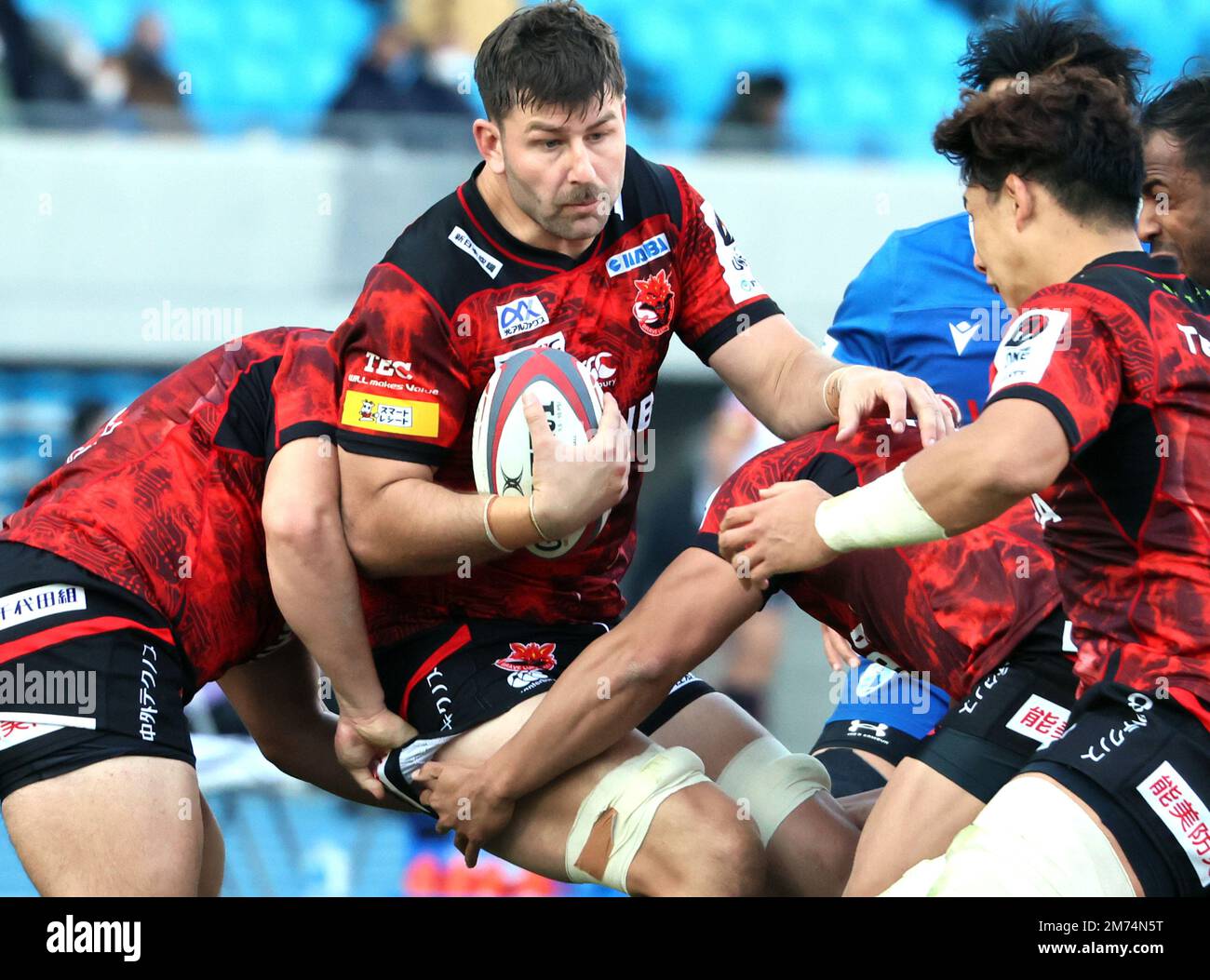 January 7, 2023, Kawasaki, Japan - Toshiba Brave Lupus Tokyo lock jacob Pierce carries the ball ...
