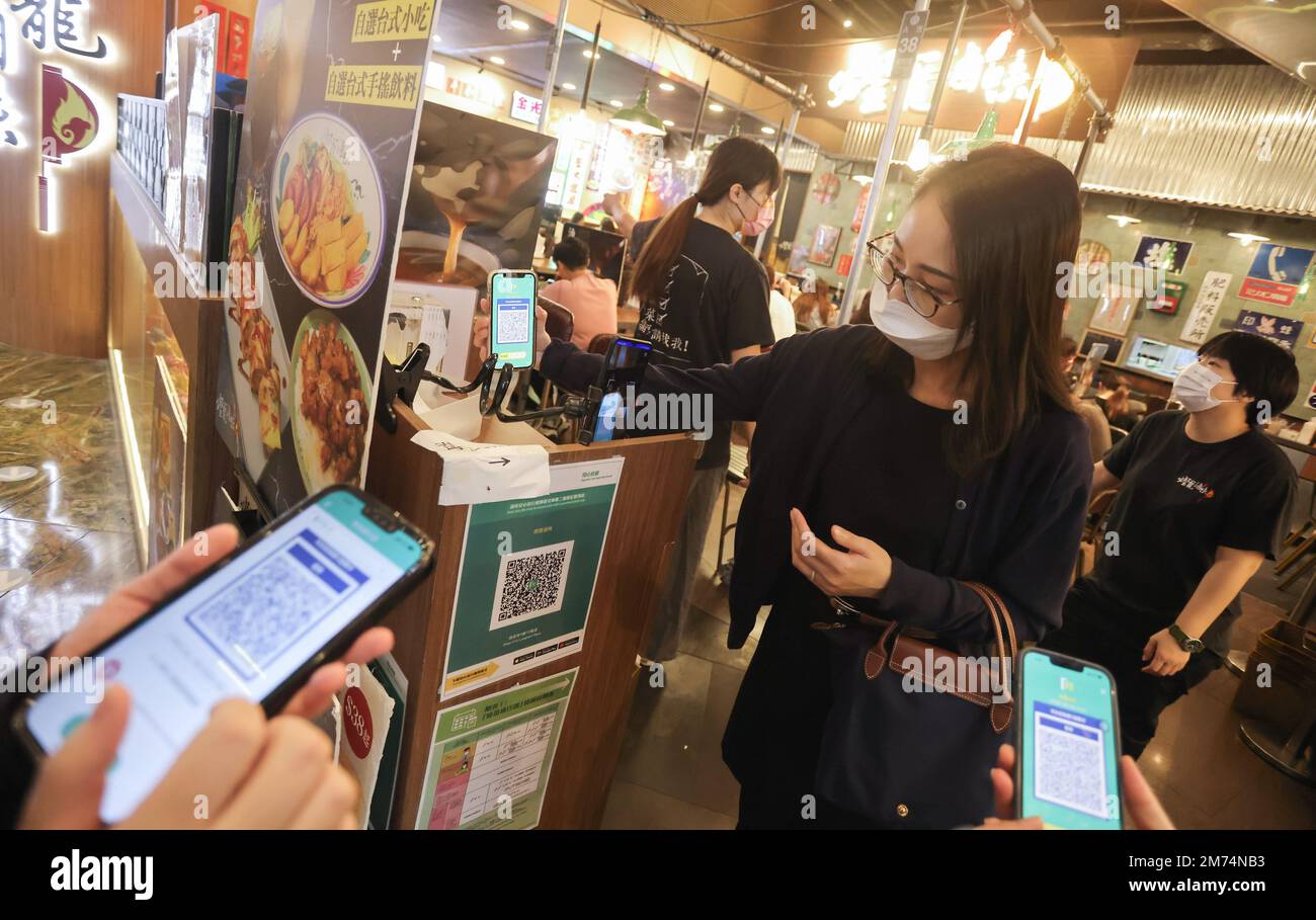 Diners scanning their LeaveHomeSafe QR code during lunchtime, at ...