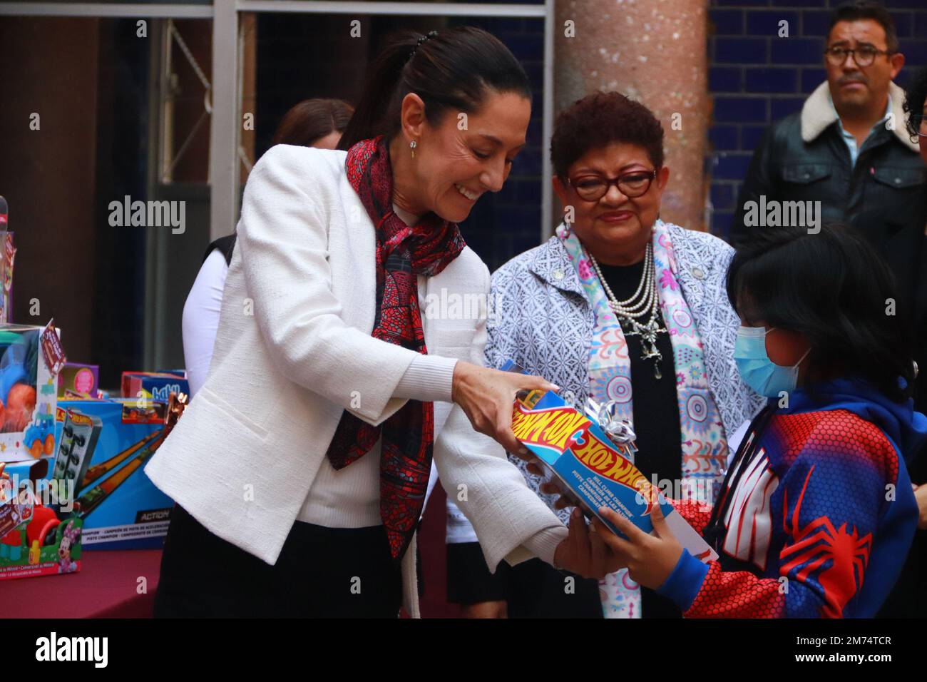 The head of government, Claudia Sheinbaum Pardo, gives toys to children ...