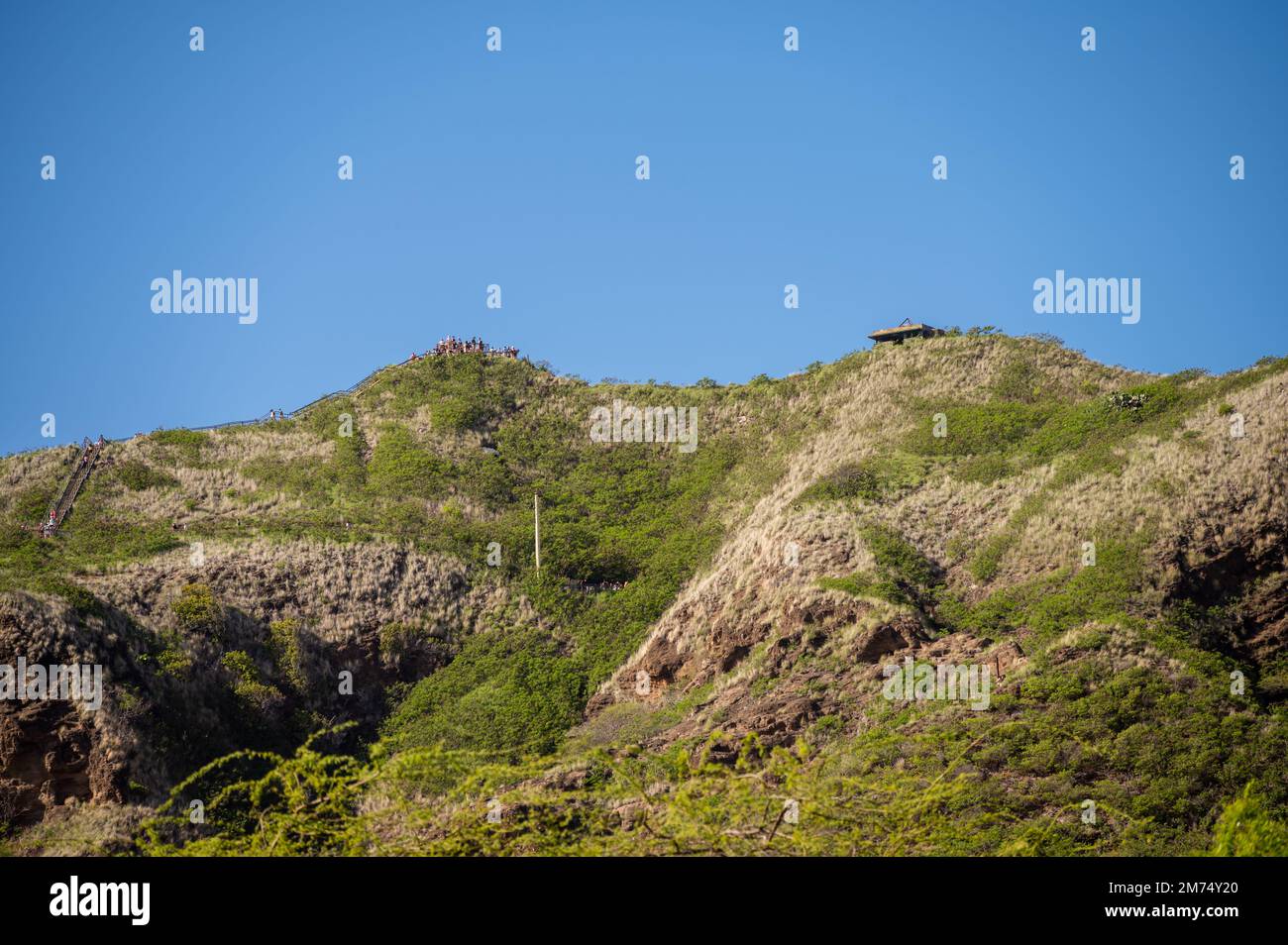 Tourists at the Diamond Head vulcano crater lookout point at the ...