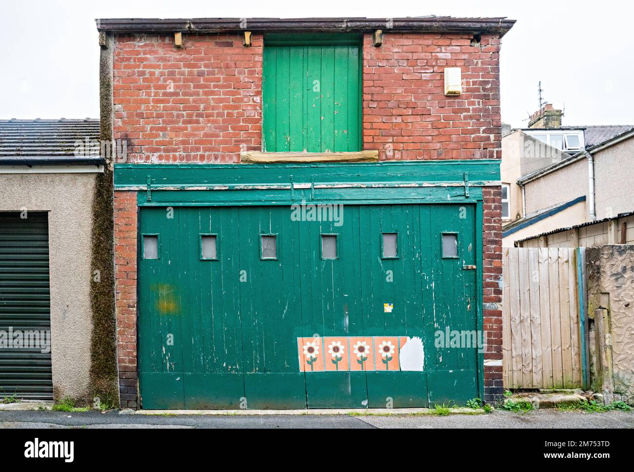 Two-storey garage workshop in town Stock Photo - Alamy
