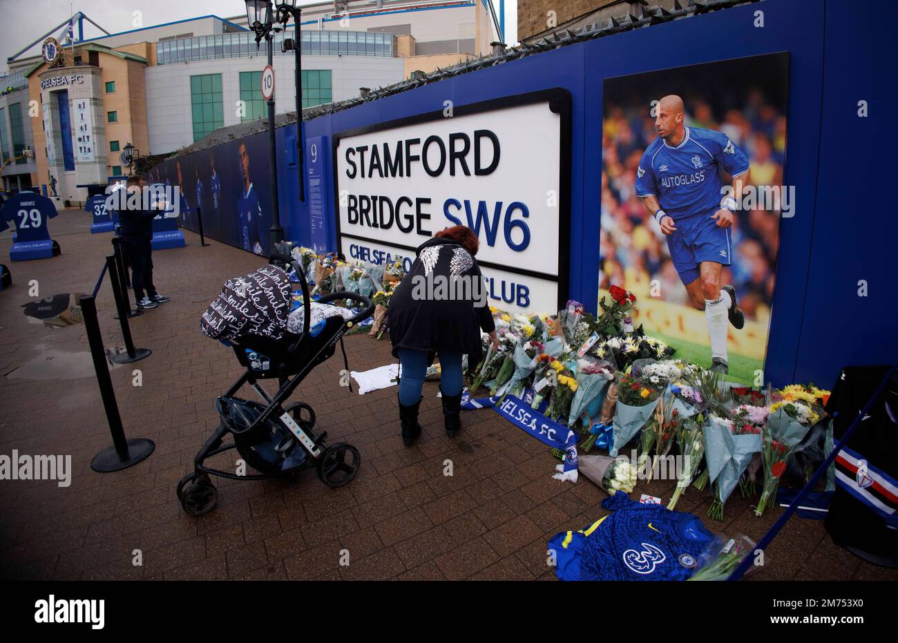Floral tributes for gianluca vialli hi-res stock photography and images ...