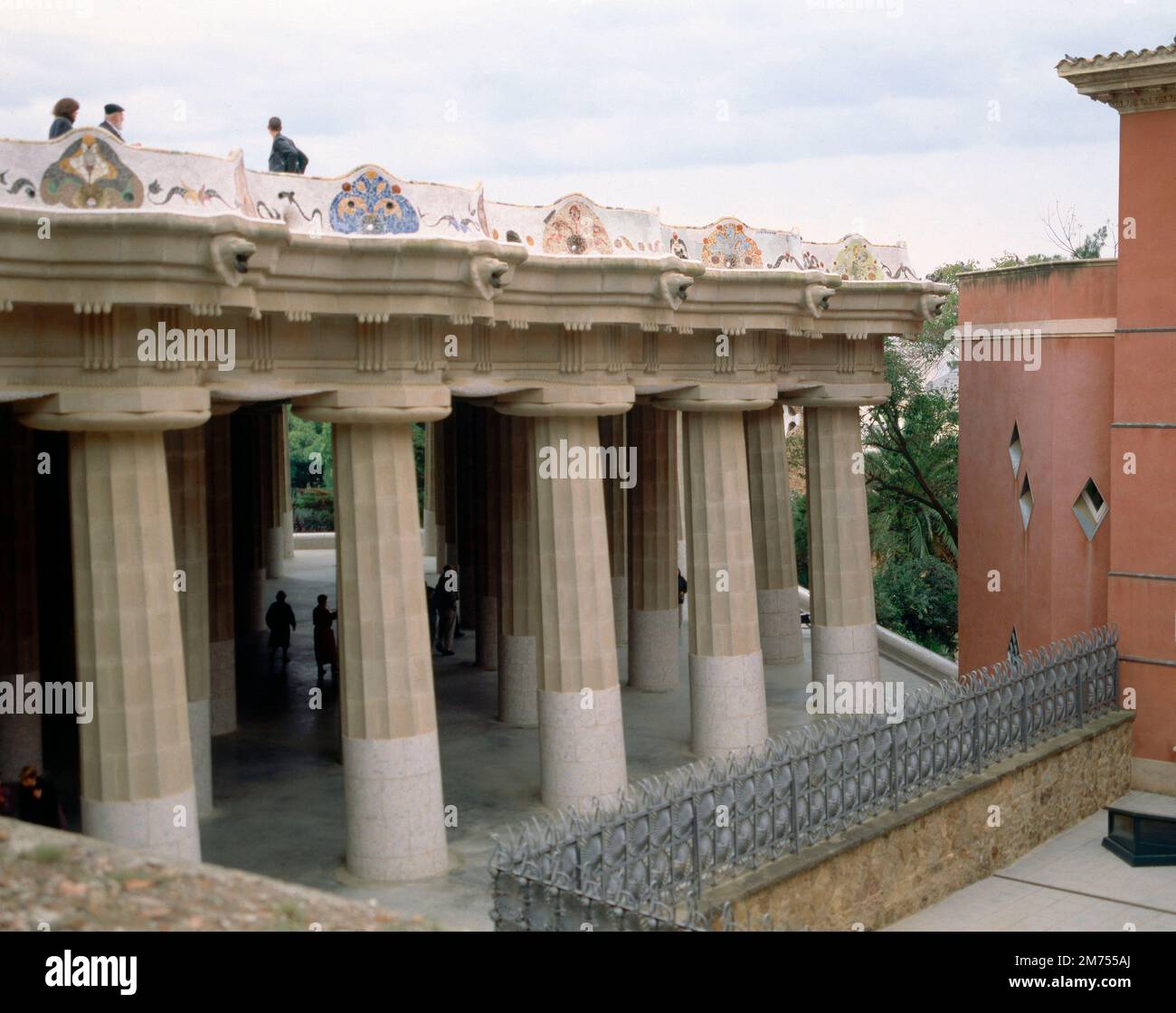 COLUMNAS DORICAS QUE SOSTIENEN LA EXPLANADA JUNTO A LA VERJA DE LA CASA ...