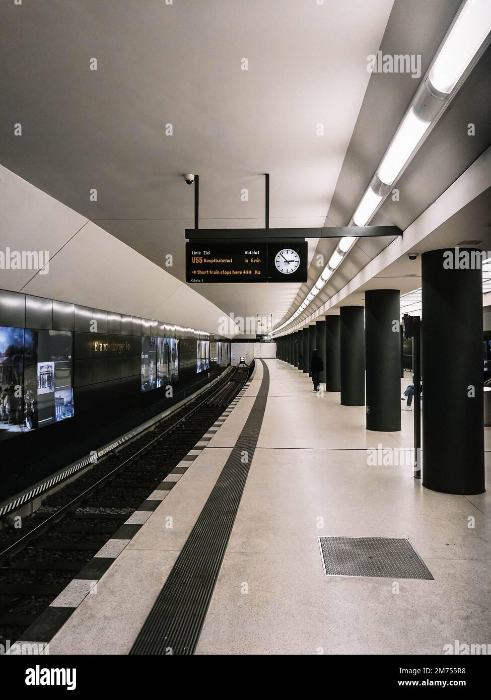 Modern metro platform hi-res stock photography and images - Alamy
