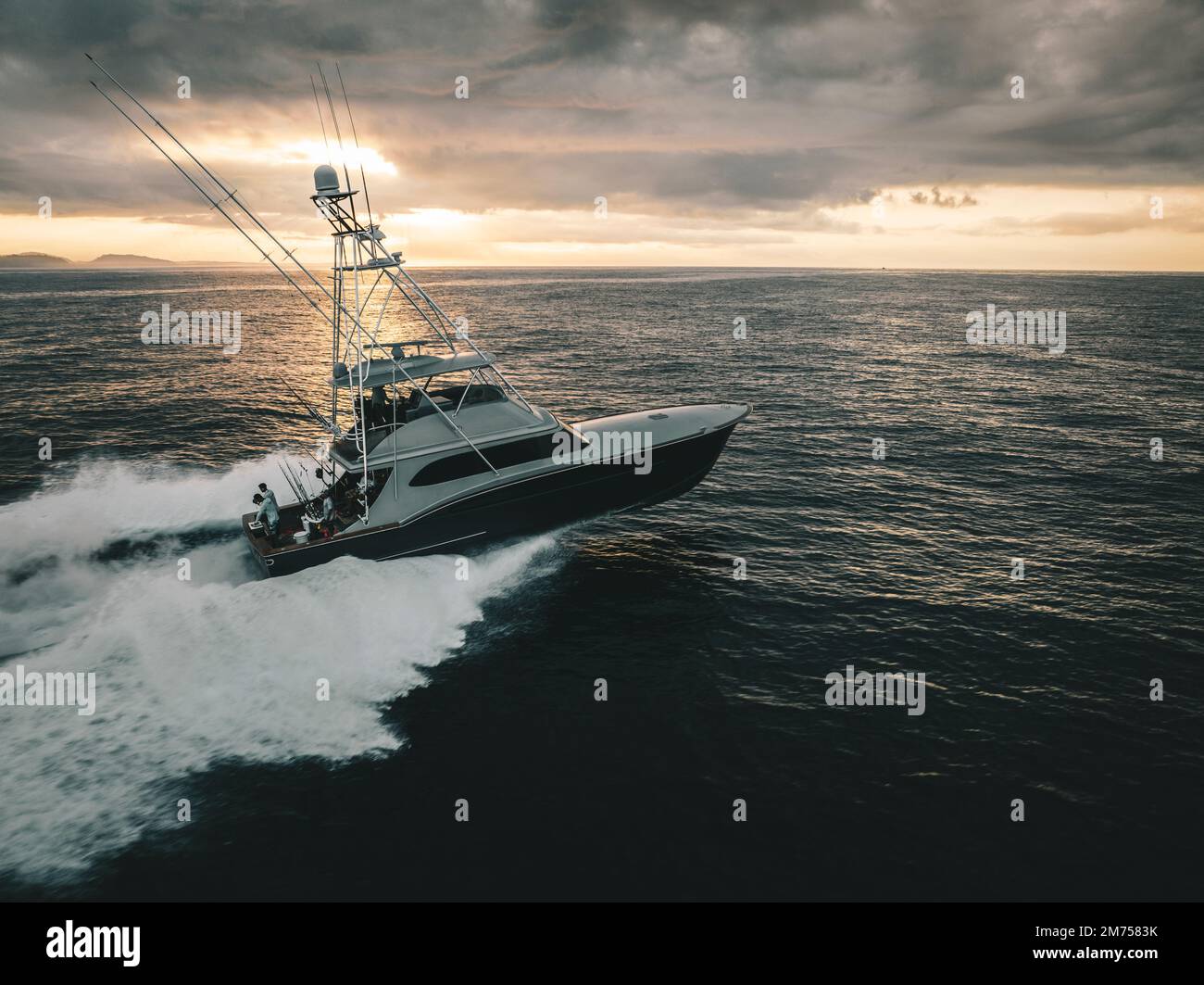Boat floating in sea hi-res stock photography and images - Alamy