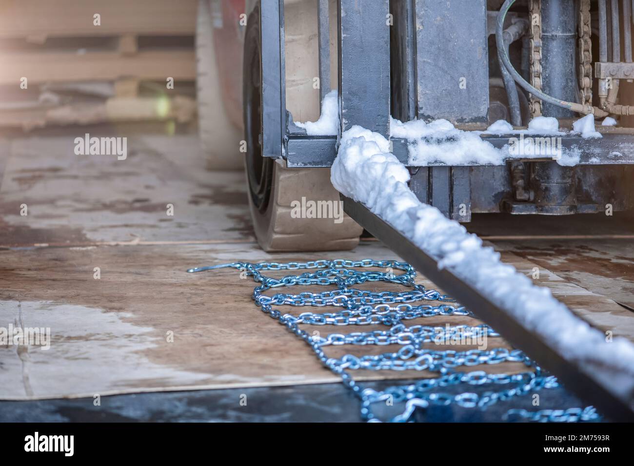 Installing tire chains hi-res stock photography and images - Alamy