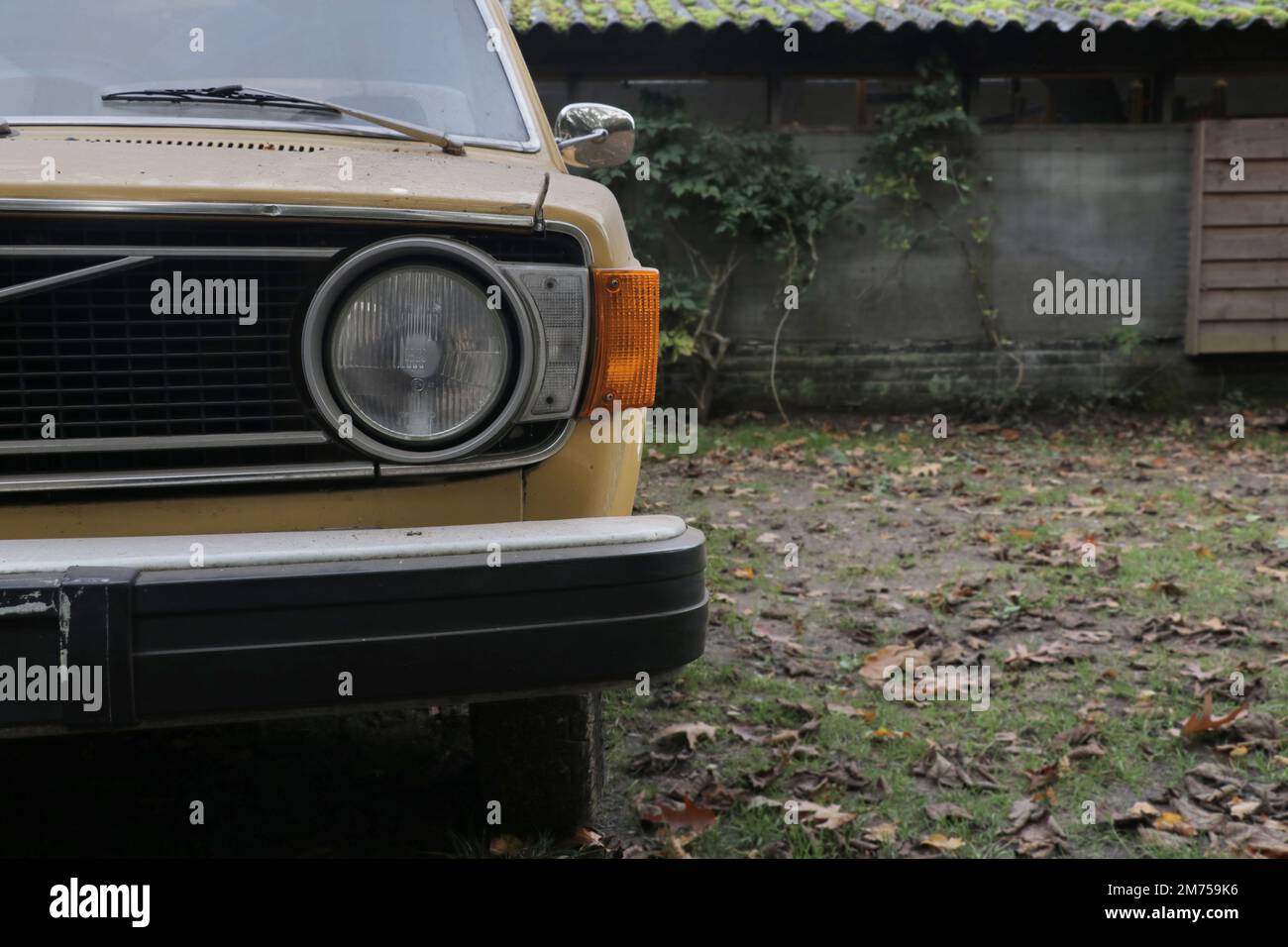 Vintage yellow car hi-res stock photography and images - Alamy
