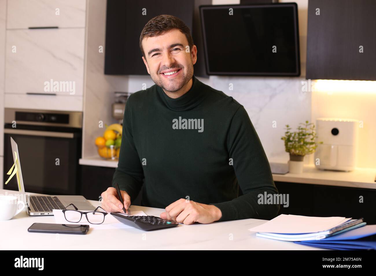 Doing expenses hi-res stock photography and images - Alamy