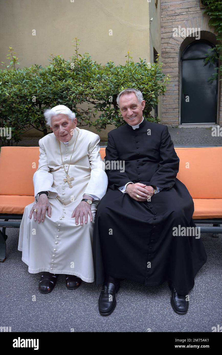 Pope emeritus benedict xvi monsignor georg gaenswein hi-res stock ...