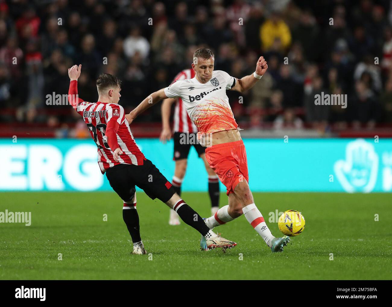 Keane lewis potter brentford hi-res stock photography and images - Alamy