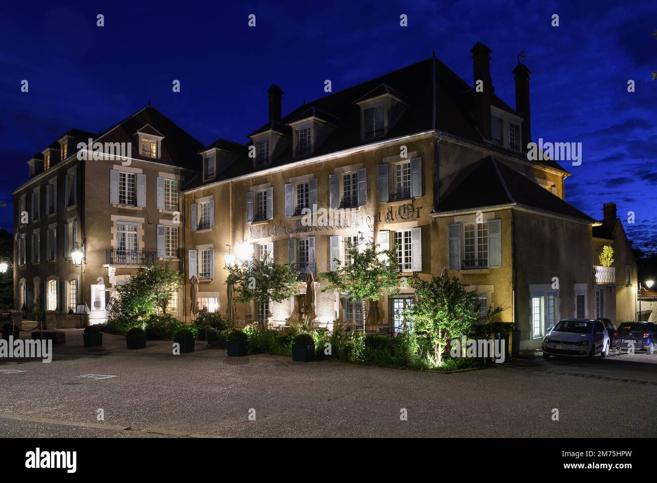 Hotel de la Poste et du Lion dOri m last daylight, blue hour, Vezelay ...