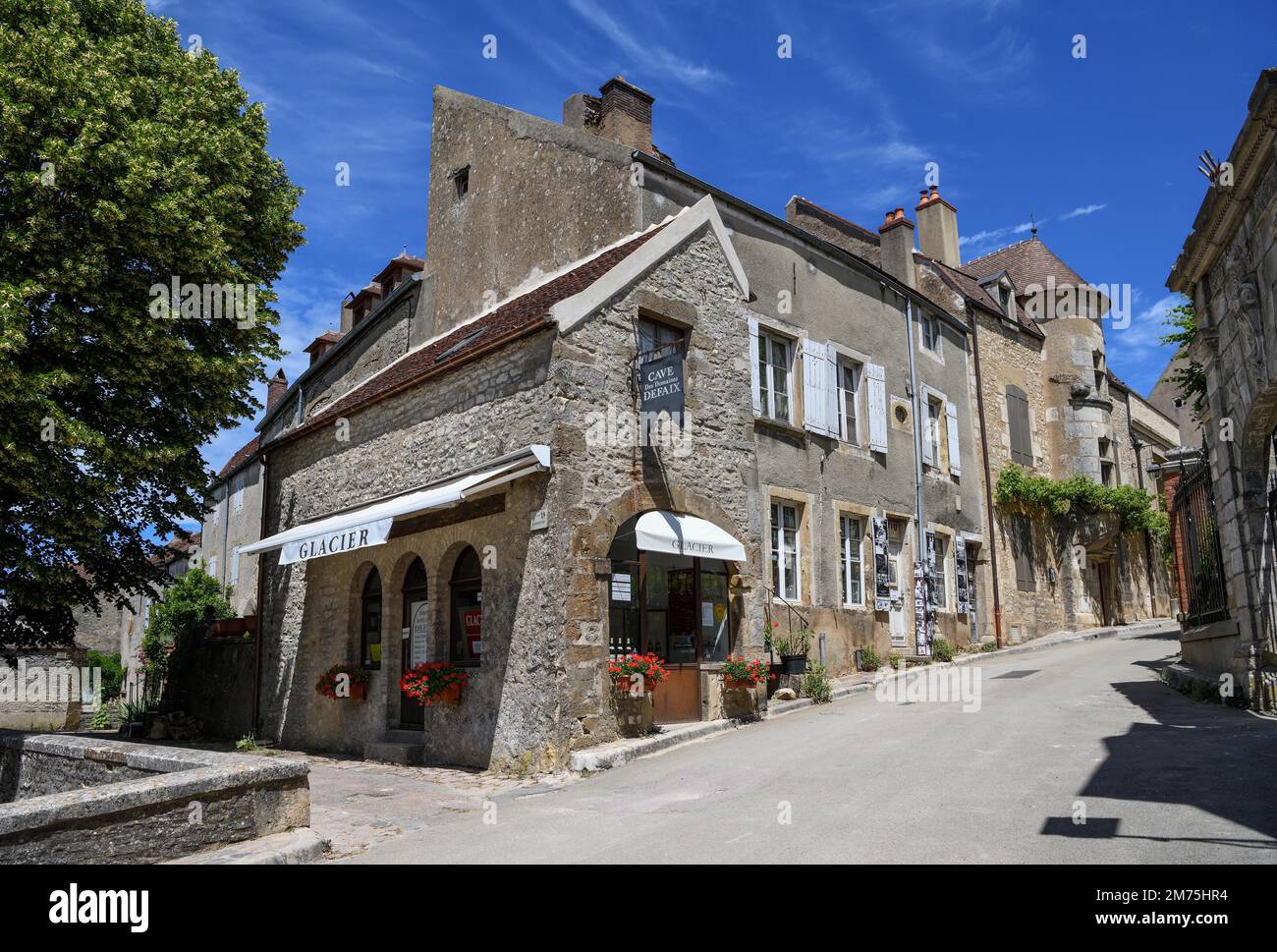 Wine shop in an old town alley, Vezelay, Yonne department, Bourgogne ...