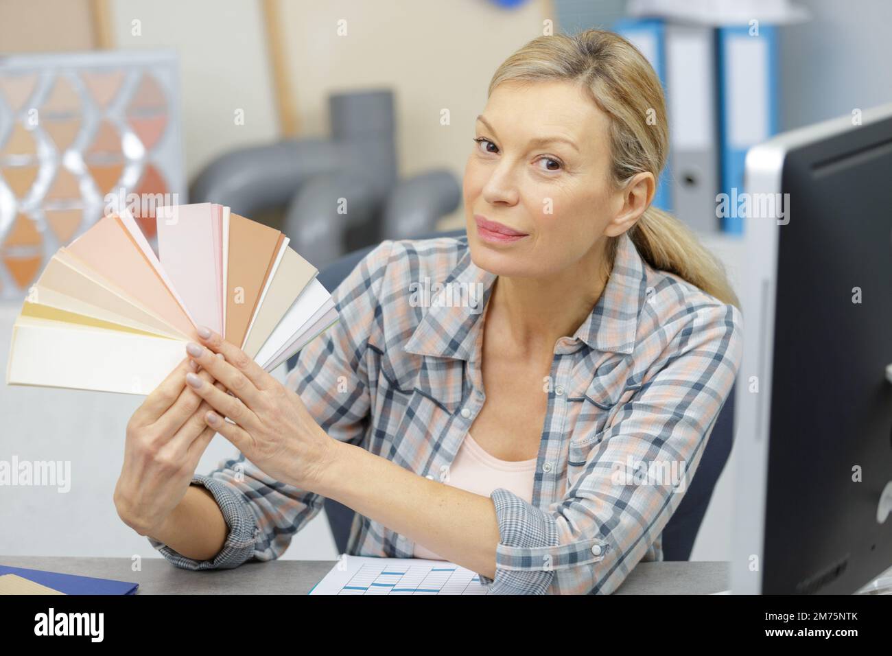 designer showing color swatches to customers Stock Photo - Alamy