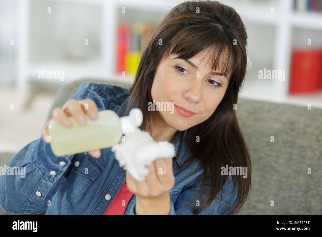 woman hand hold alcohol and cotton wool Stock Photo - Alamy