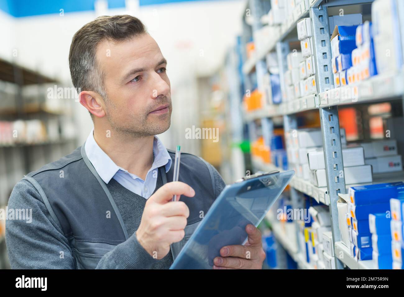 an inventory man holding a clipboard Stock Photo - Alamy
