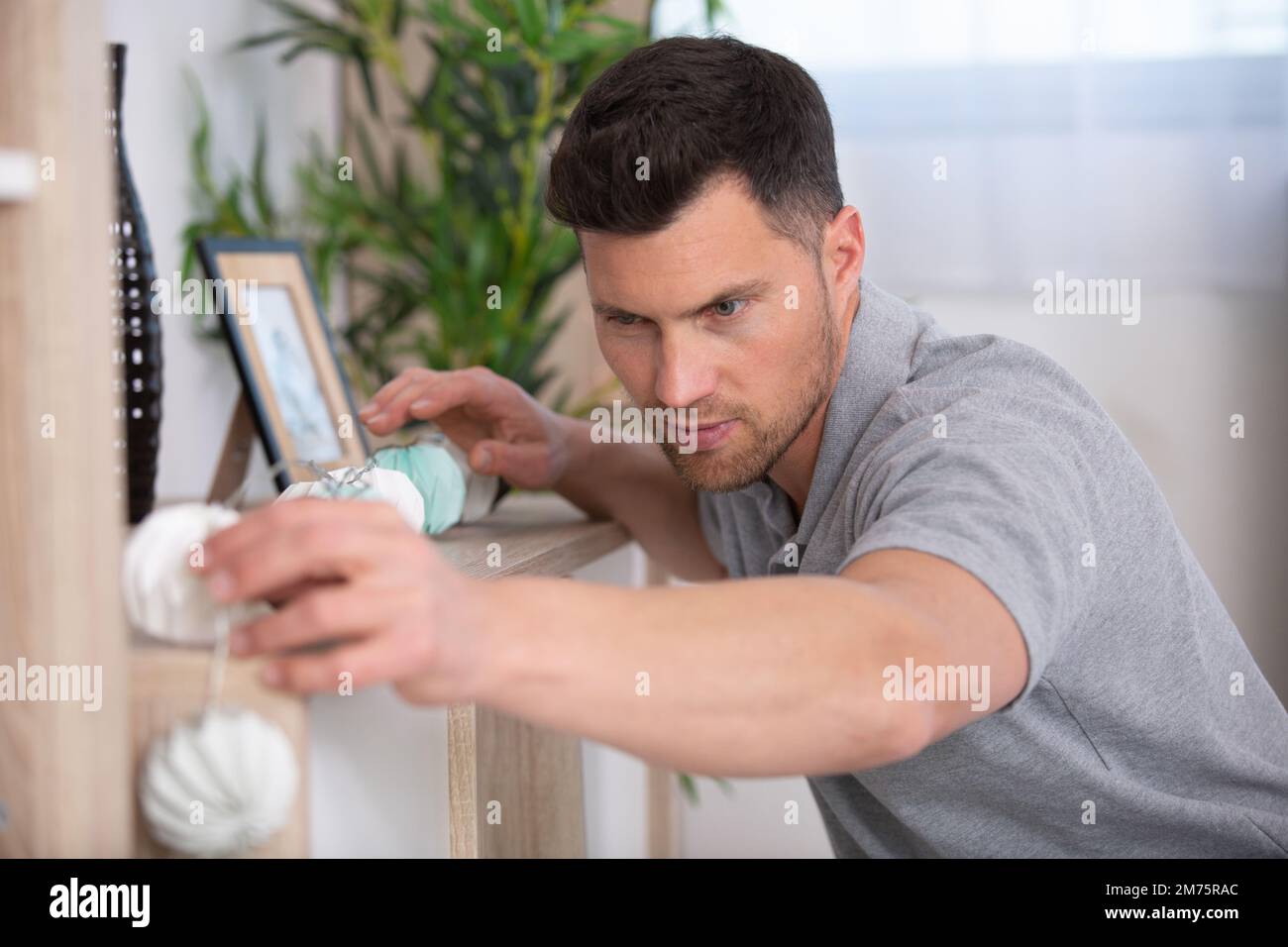 Friends decorating house for party hi-res stock photography and images ...