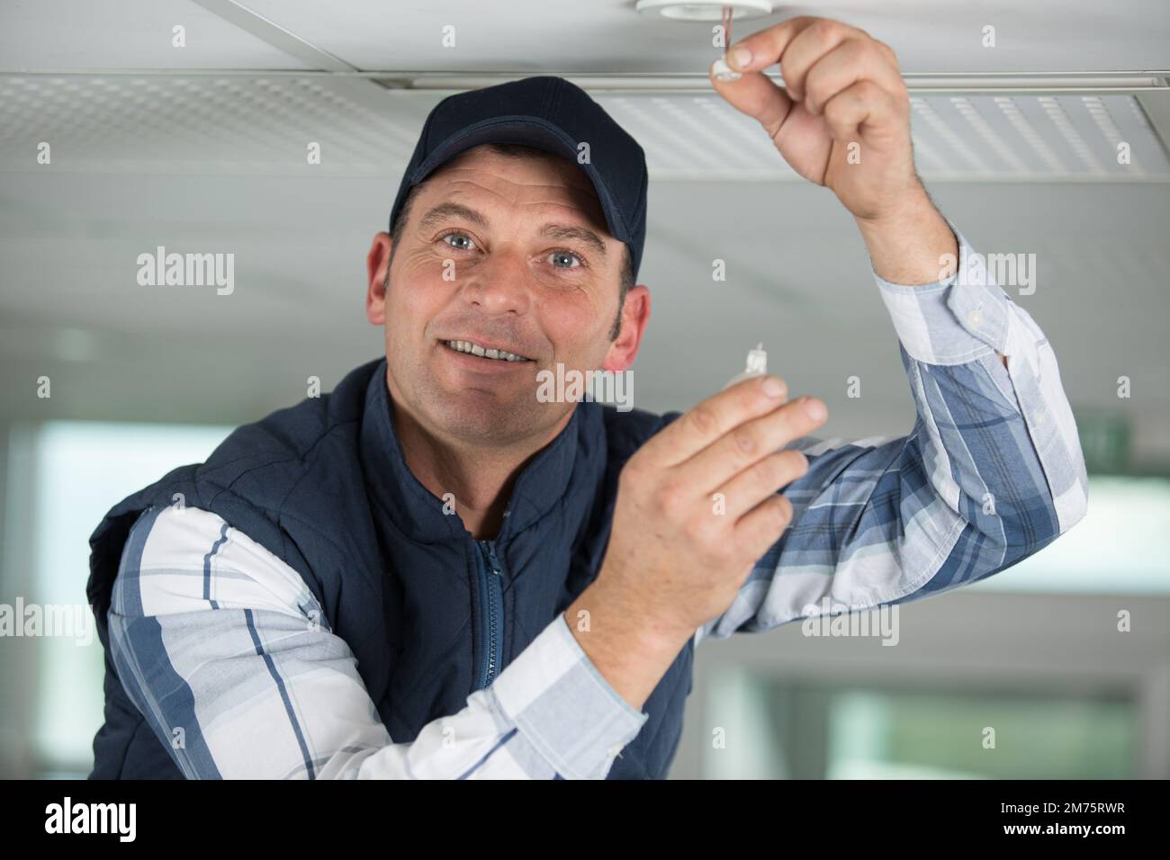 man replacing ceiling light bulb Stock Photo - Alamy
