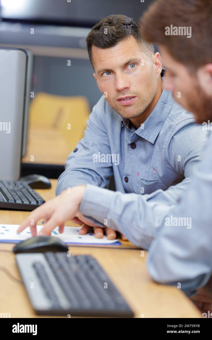 It technicians desk hi-res stock photography and images - Alamy