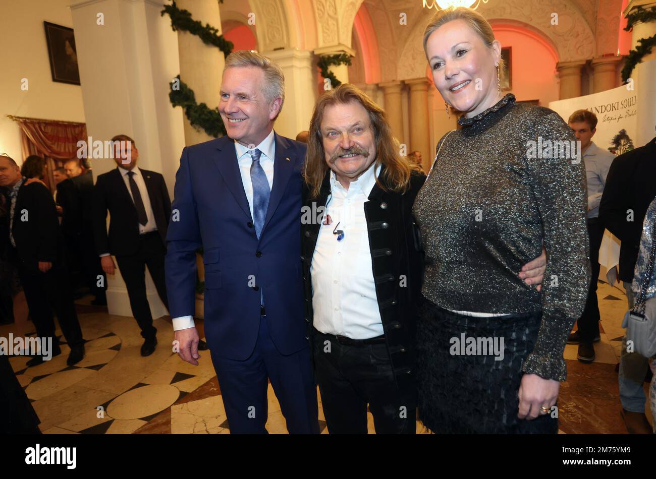 Munich, Germany. 07th Jan, 2023. Christian Wulff and Bettina Wulf stand ...