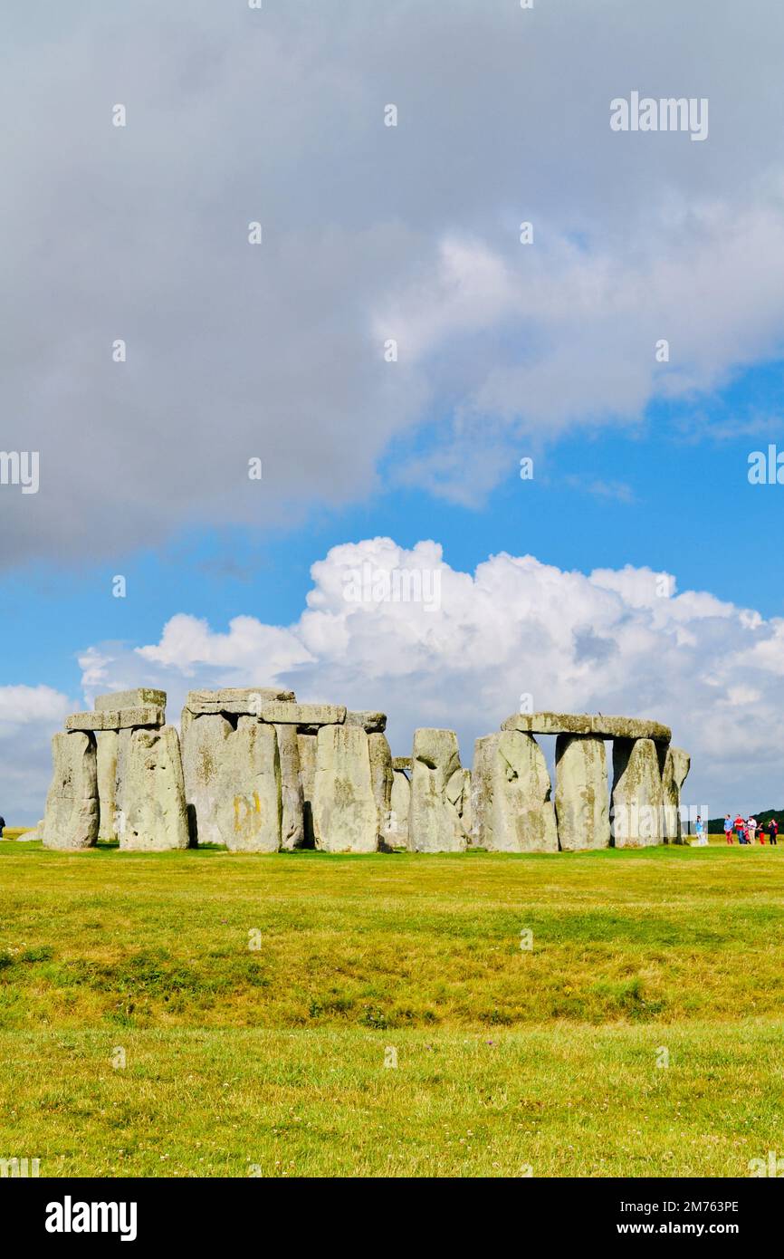Bus tourists at stonehenge hi-res stock photography and images - Alamy