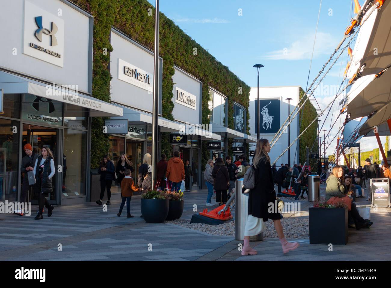 Ashford designer outlet, people shopping, ashford, kent, uk Stock Photo ...