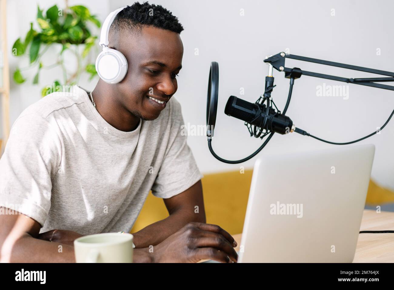Radio presenter microphone hi-res stock photography and images - Alamy
