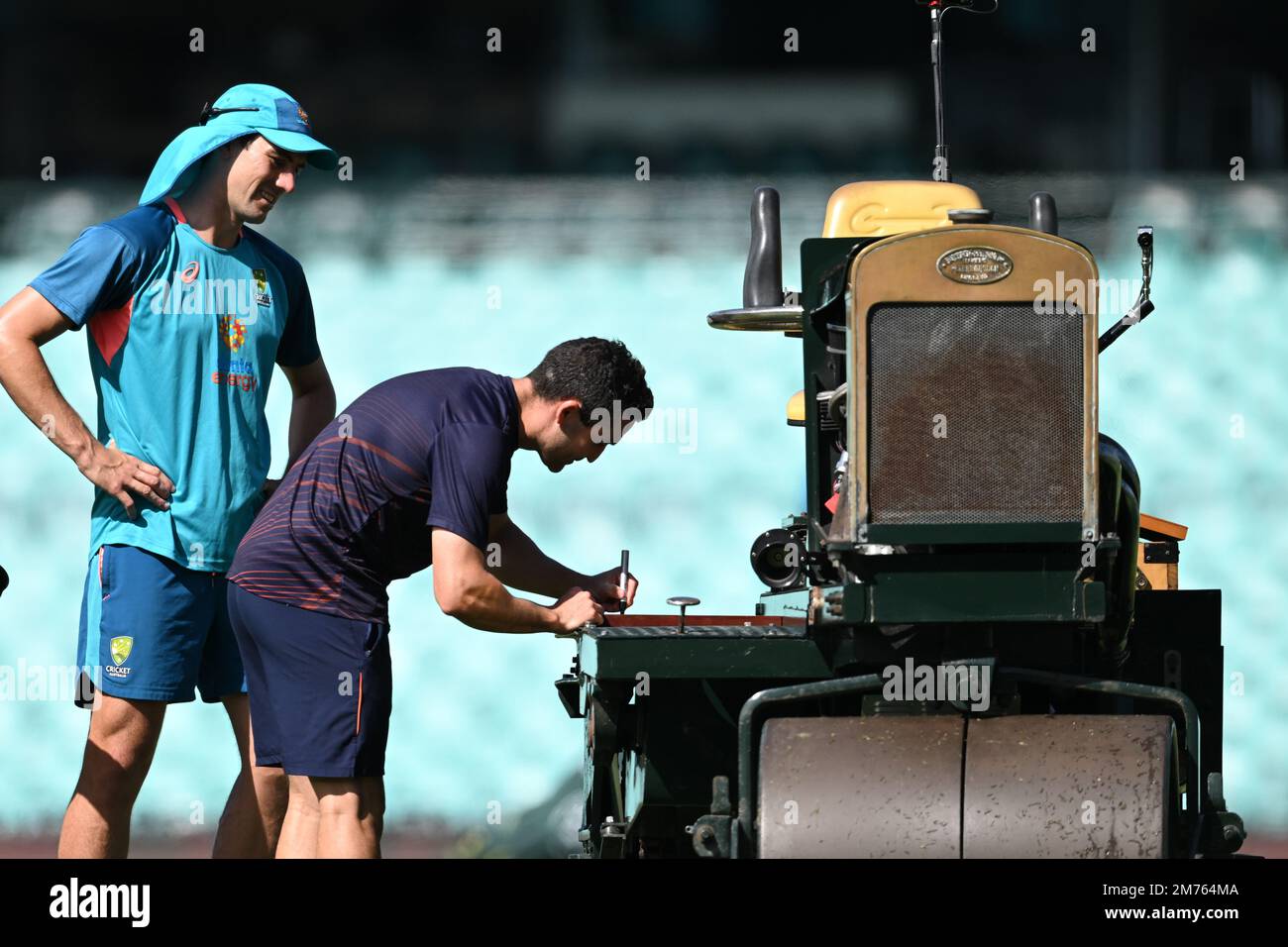 Australian captain Pat Cummins and South African captain Dean Elgar ...