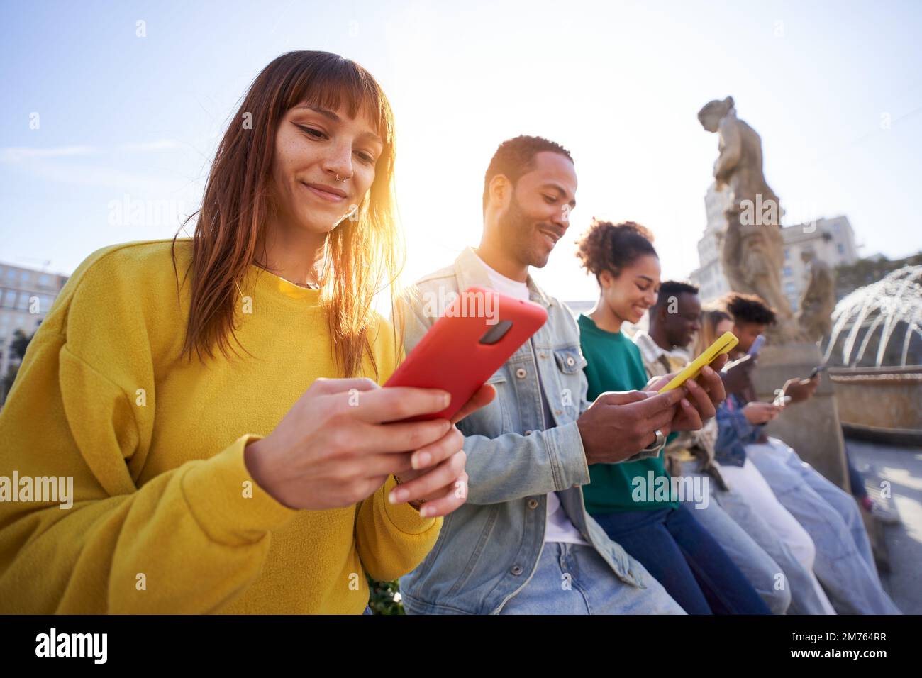 Smart phones group of people hi-res stock photography and images - Alamy