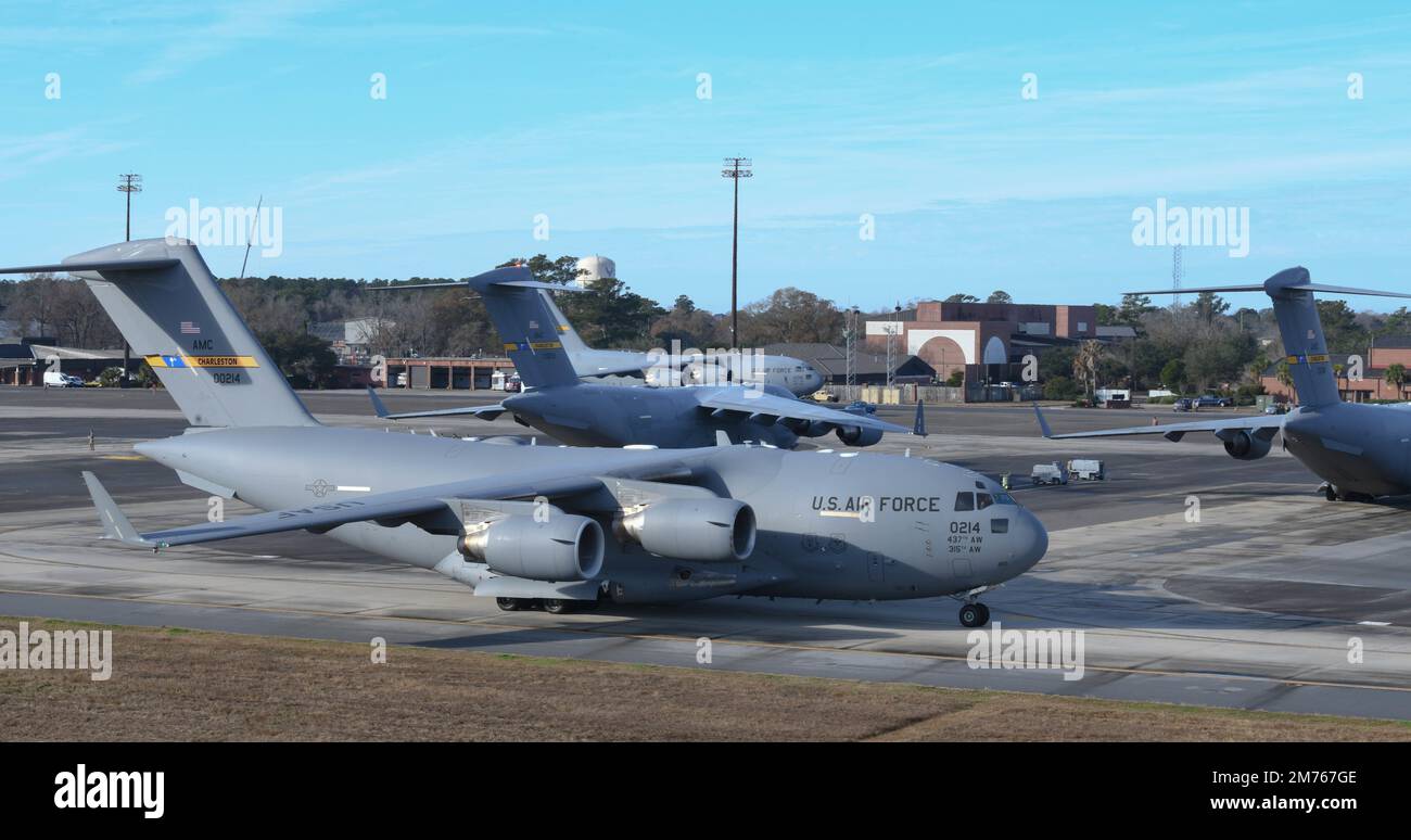 Pilots from the 437th Airlift Wing taxi C-17 Globemaster III aircraft ...