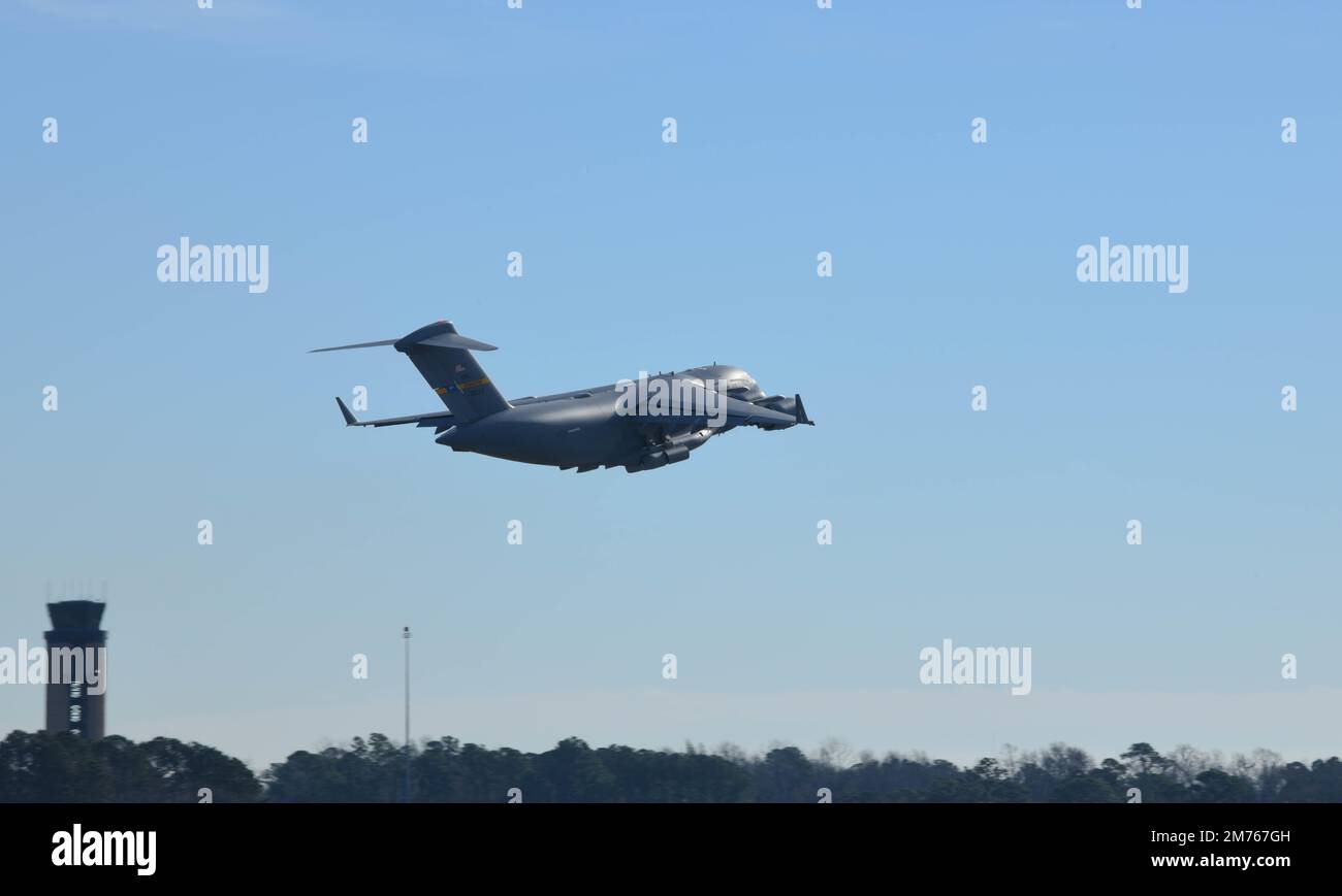 U.S. Air Force C-17 Globemaster III pilots from the 437th Airlift Wing ...