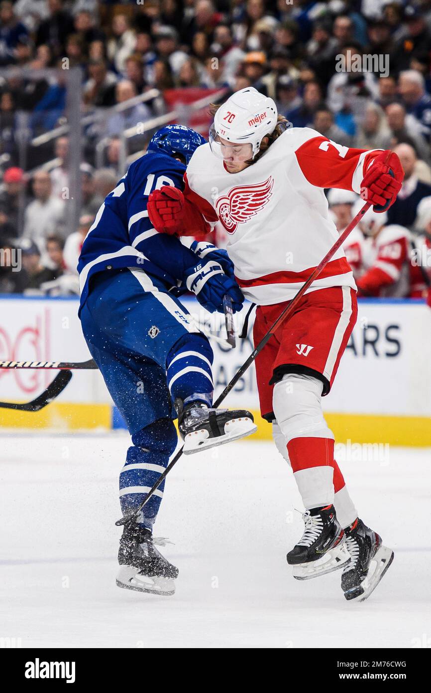 Toronto Maple Leafs right wing Mitchell Marner (16) and Detroit Red ...