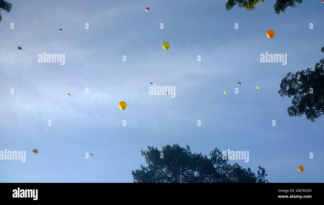 Lots of hot air balloons hi-res stock photography and images - Alamy