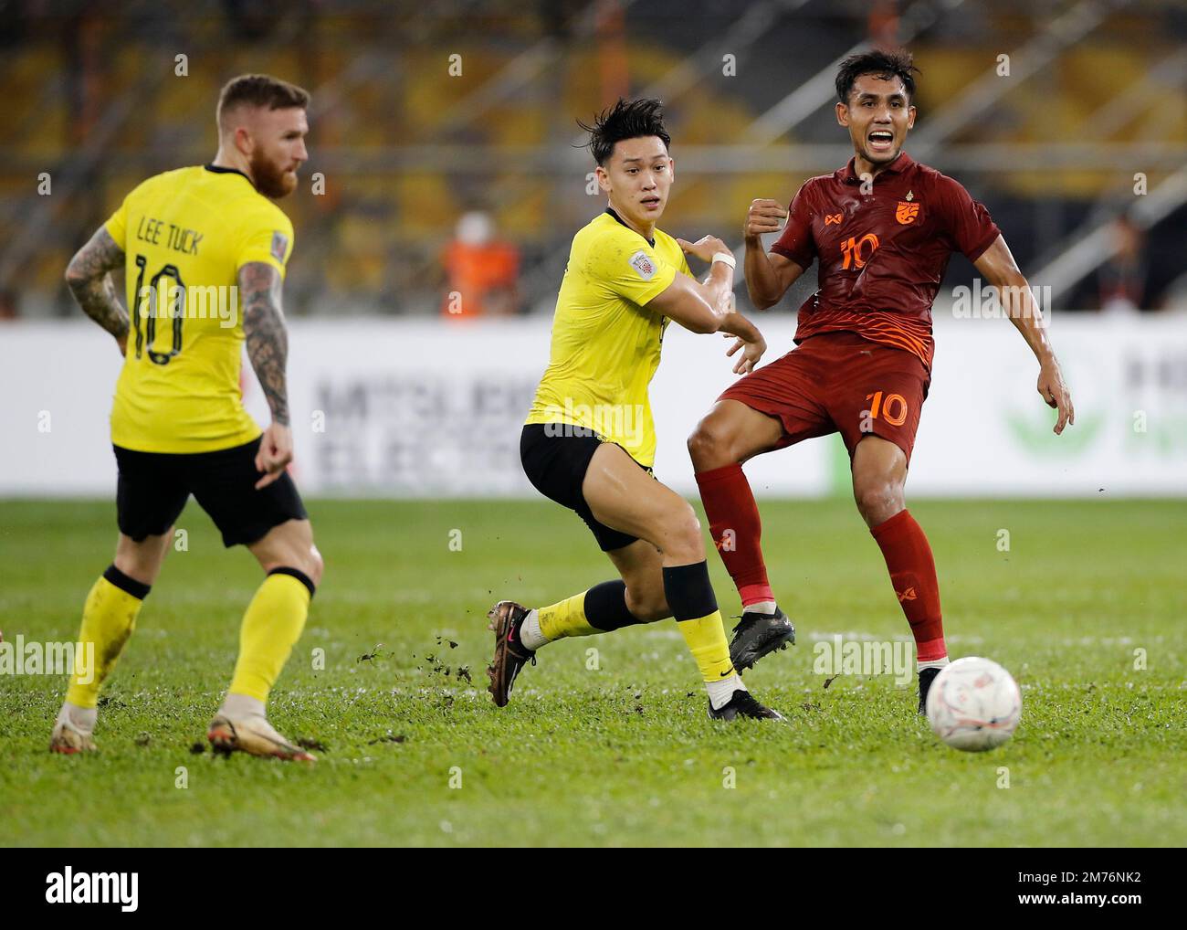 Dominic Tan Jun Jin (C), Tuck Lee Andrew (L) of Malaysia and Teerasil ...