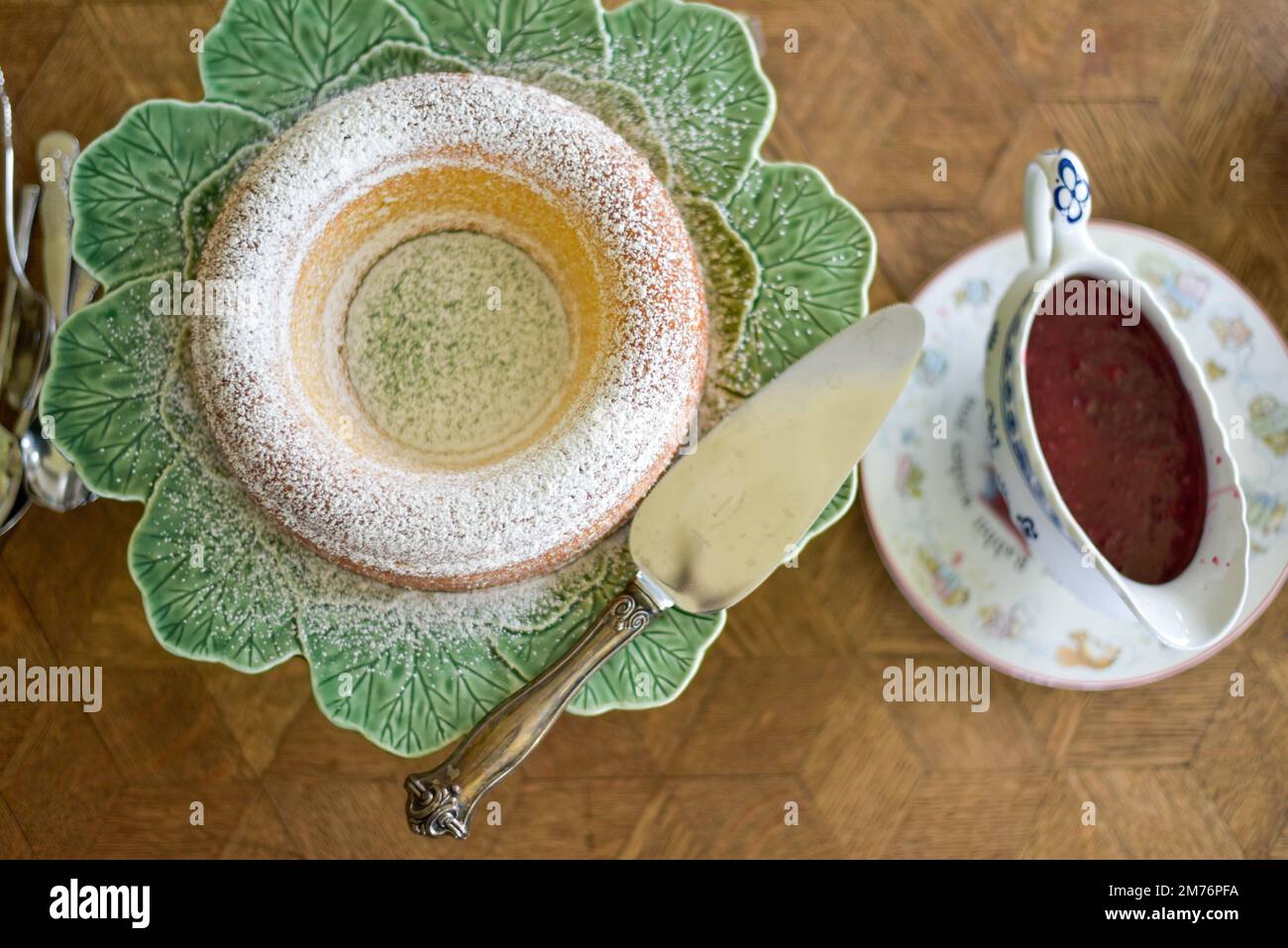 overhead photo of Round sponge cake with a fine dusting of white ...