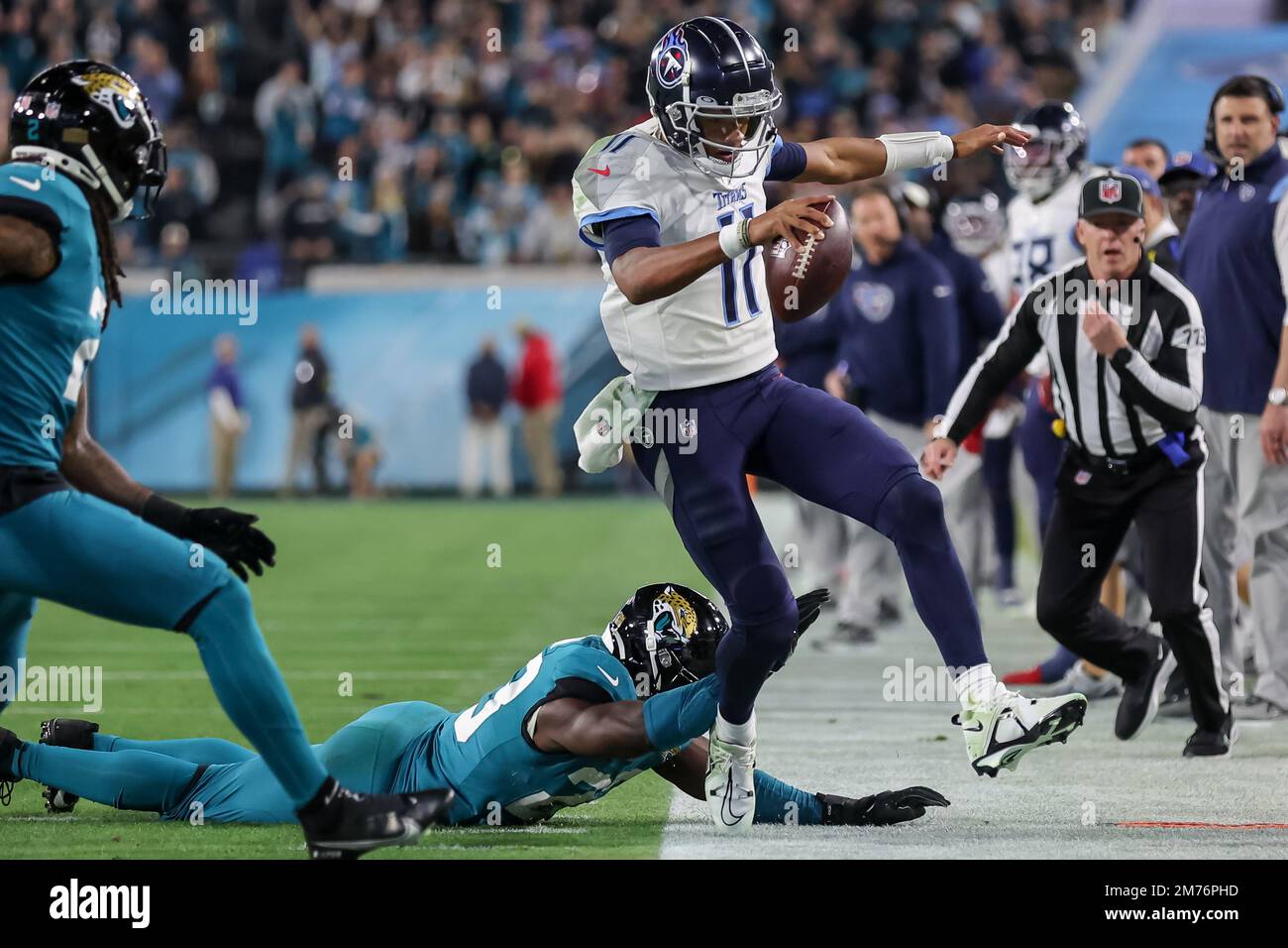 Quarterback joshua dobbs 11 hi-res stock photography and images - Alamy